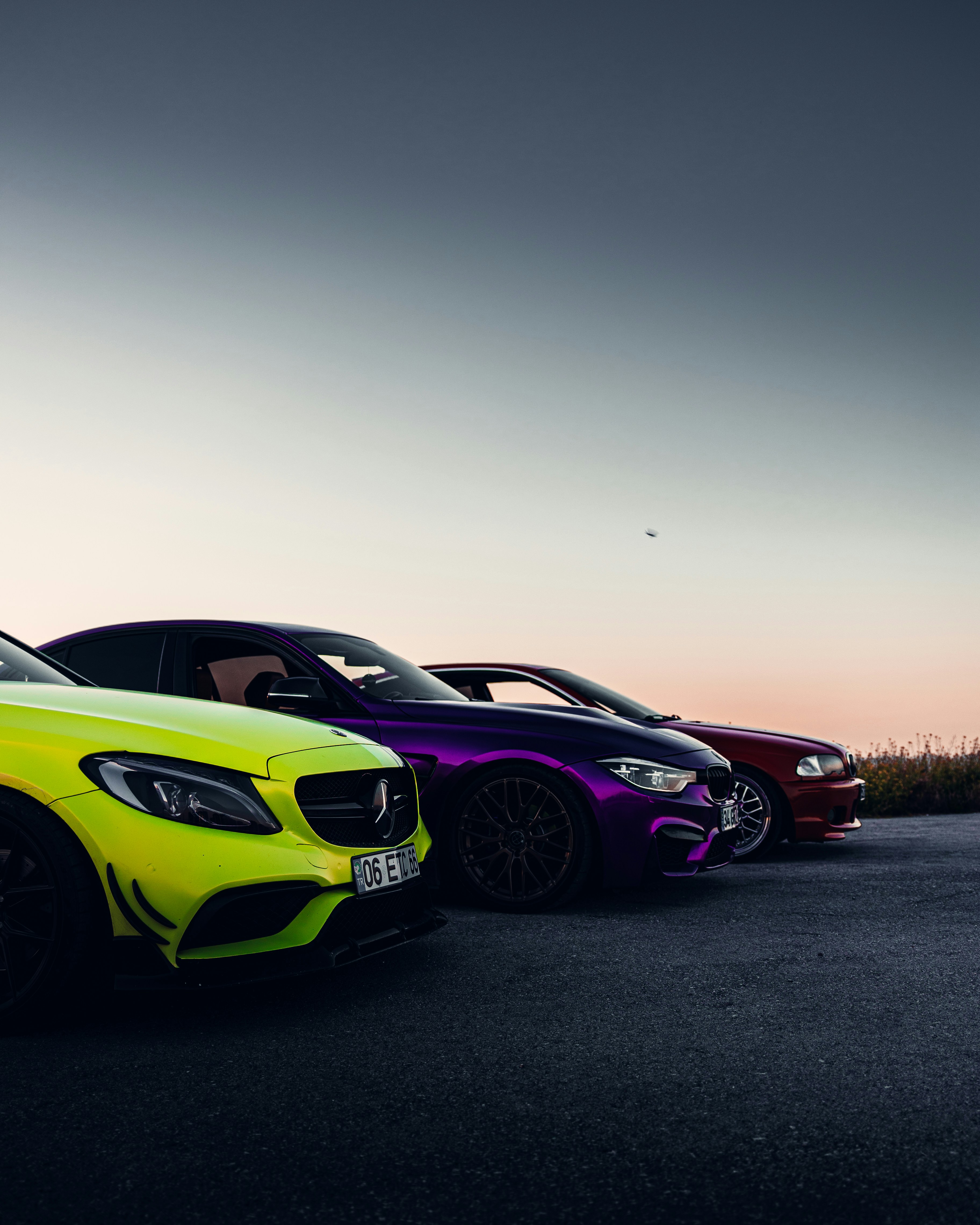 A group of cars parked on a road photo – Free Car Image on Unsplash
