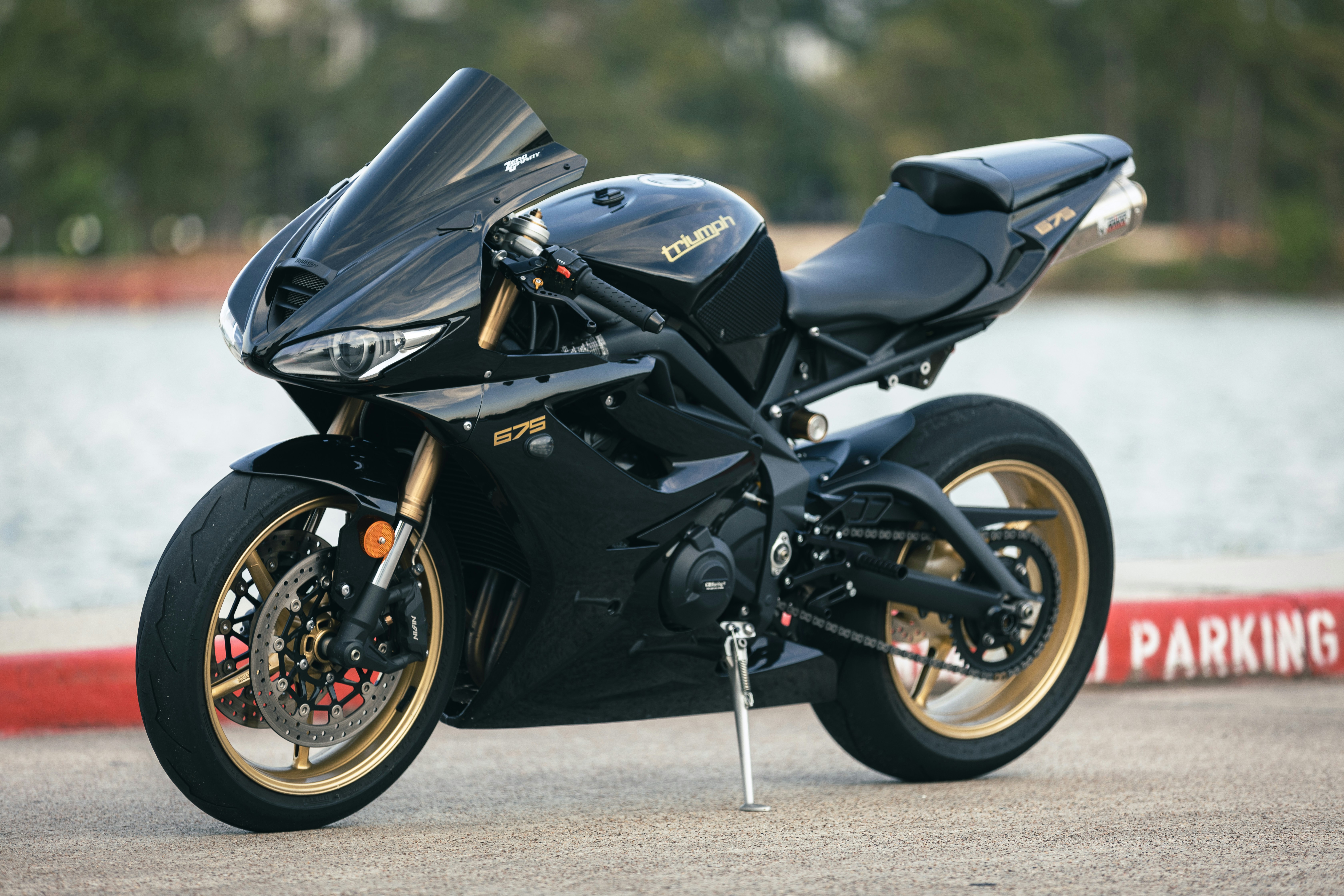 Foto Sepeda motor hitam diparkir di jalan – Gambar Hitam Gratis di Unsplash