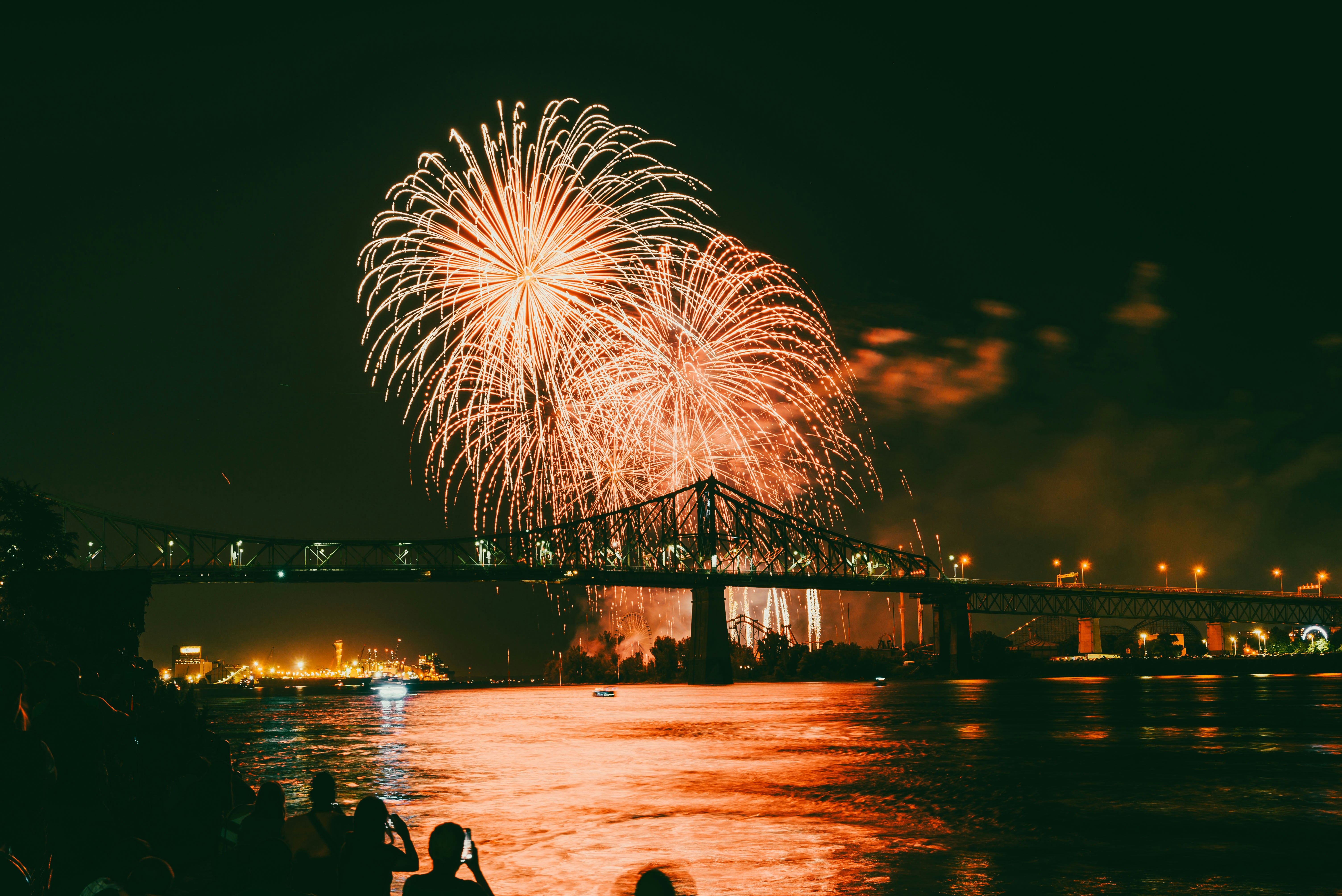Feux d’artifice au-dessus d’un pont photo – Image gratuite de Vieux ...