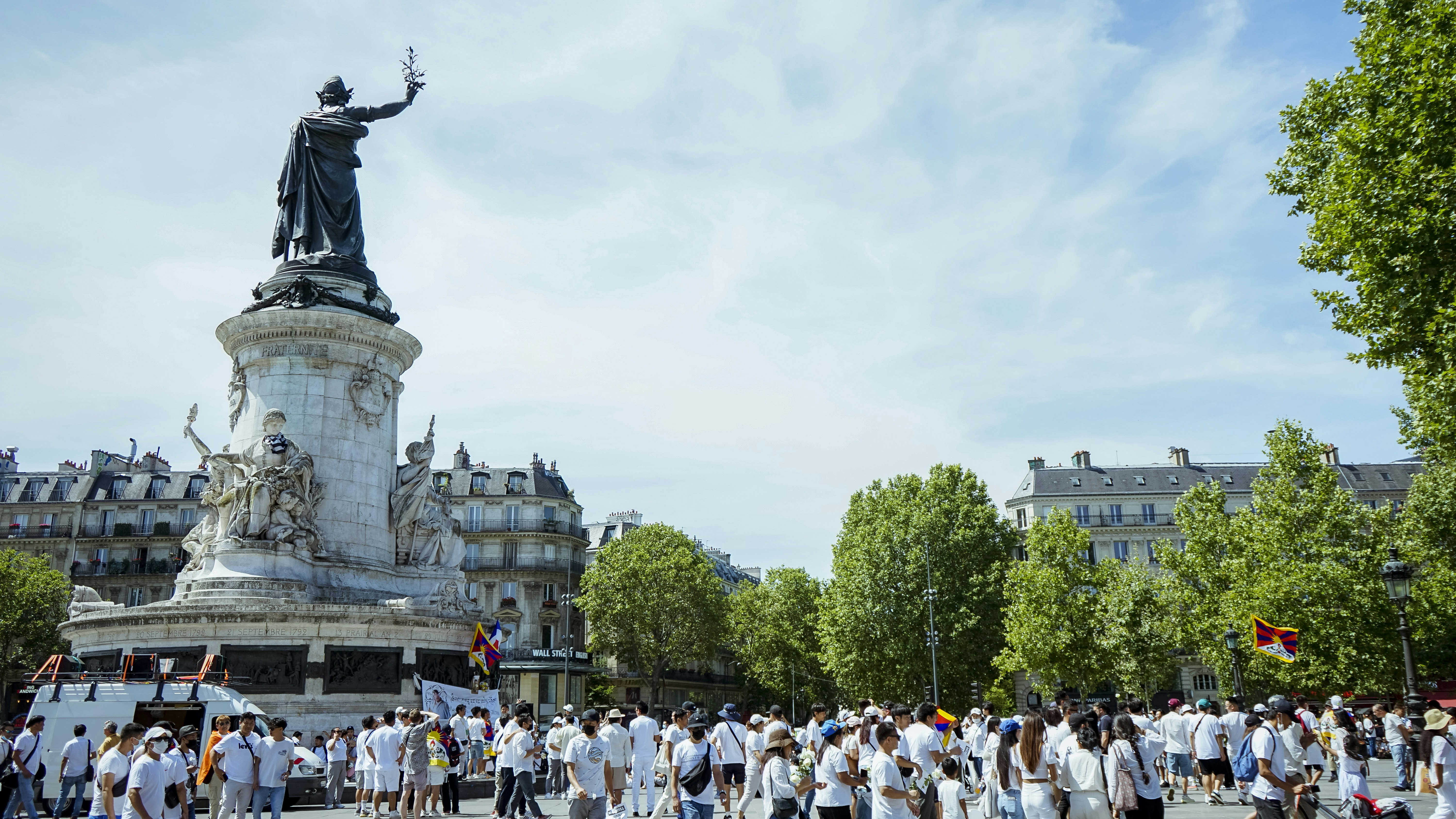 A crowd of people in front of a statue photo – Free Blue Image on Unsplash