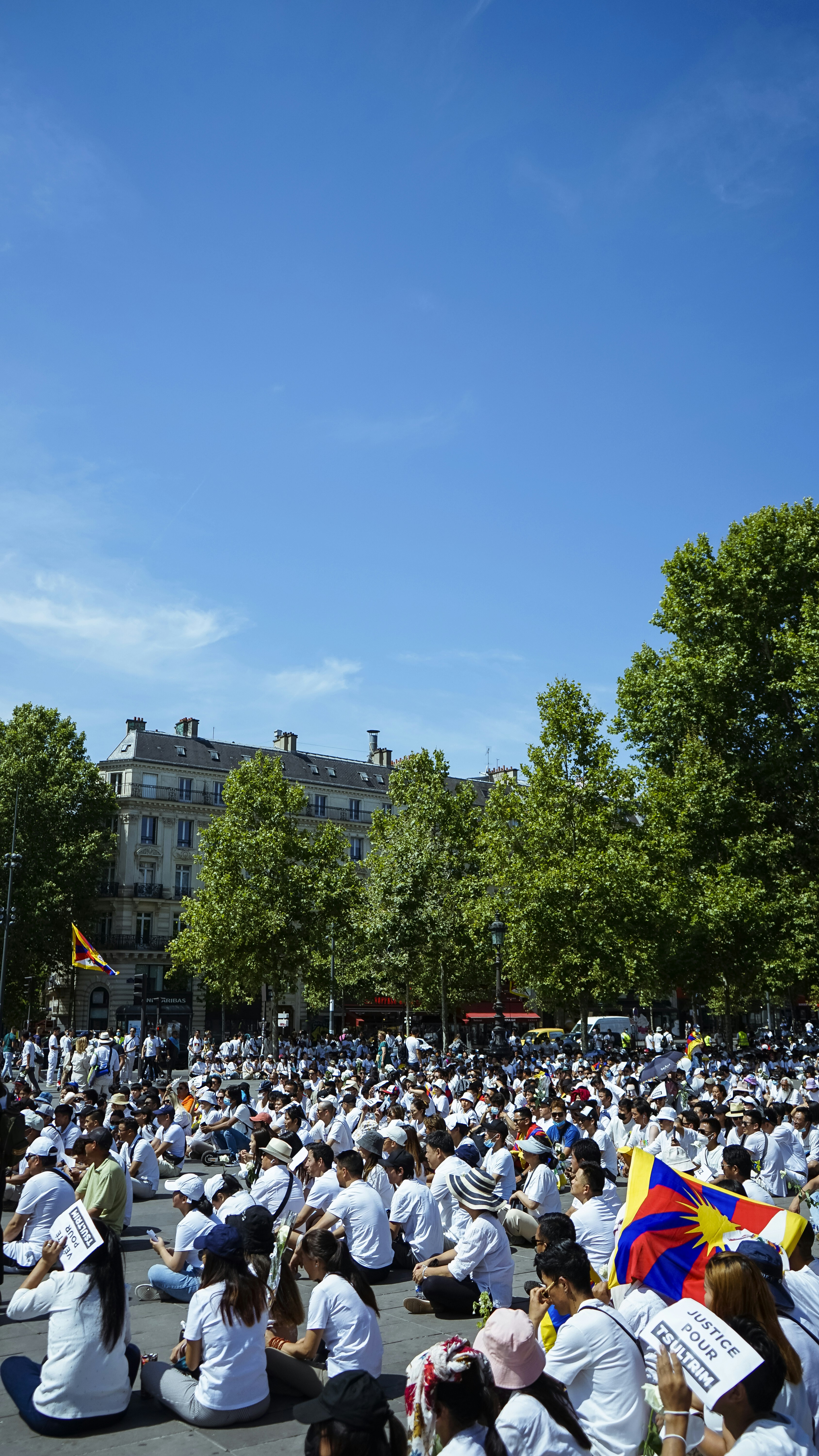 Un grand groupe de personnes à l’extérieur photo – Photo Bleu Gratuite ...