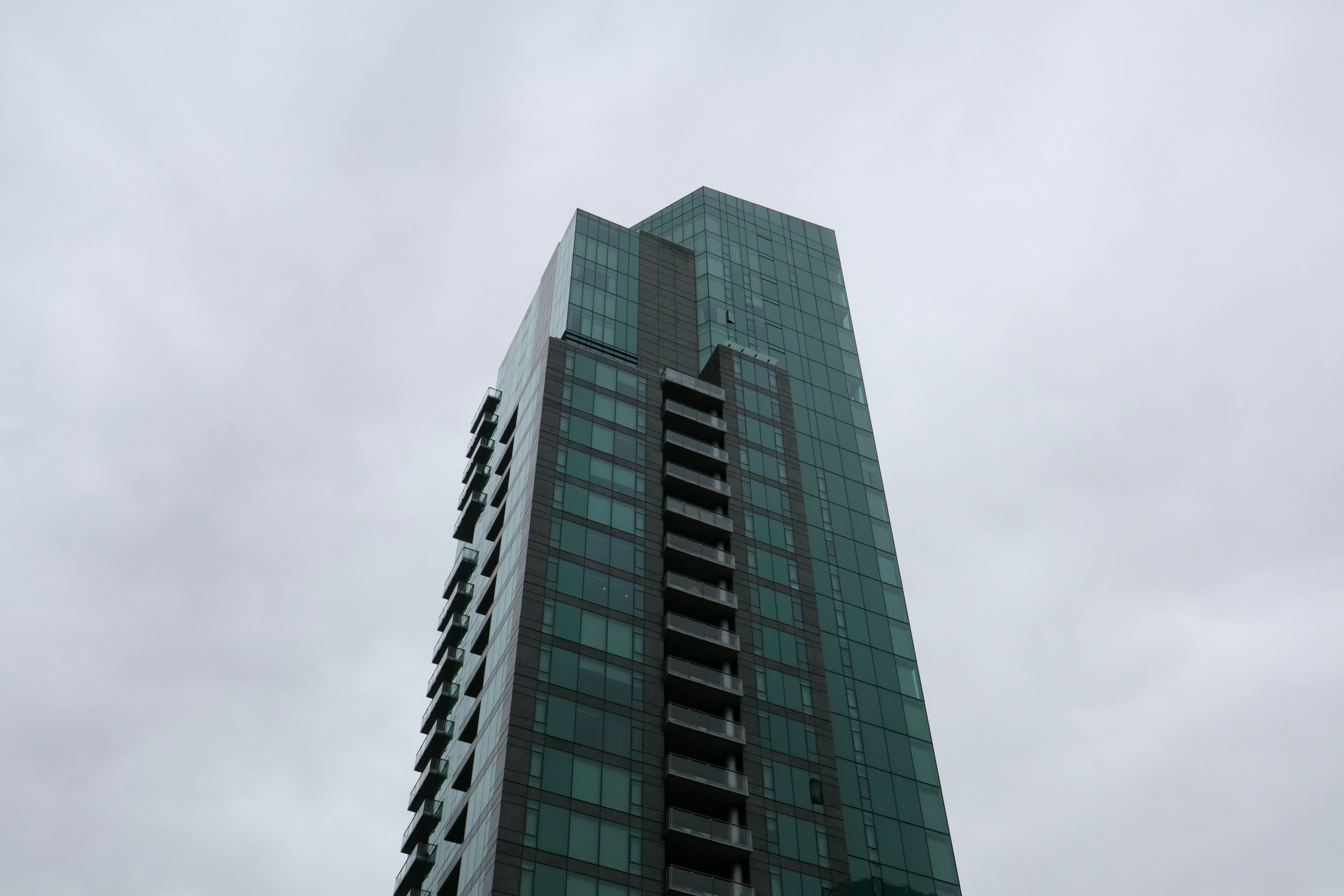 a tall building with a cloudy sky photo – Free Vancouver Image on Unsplash