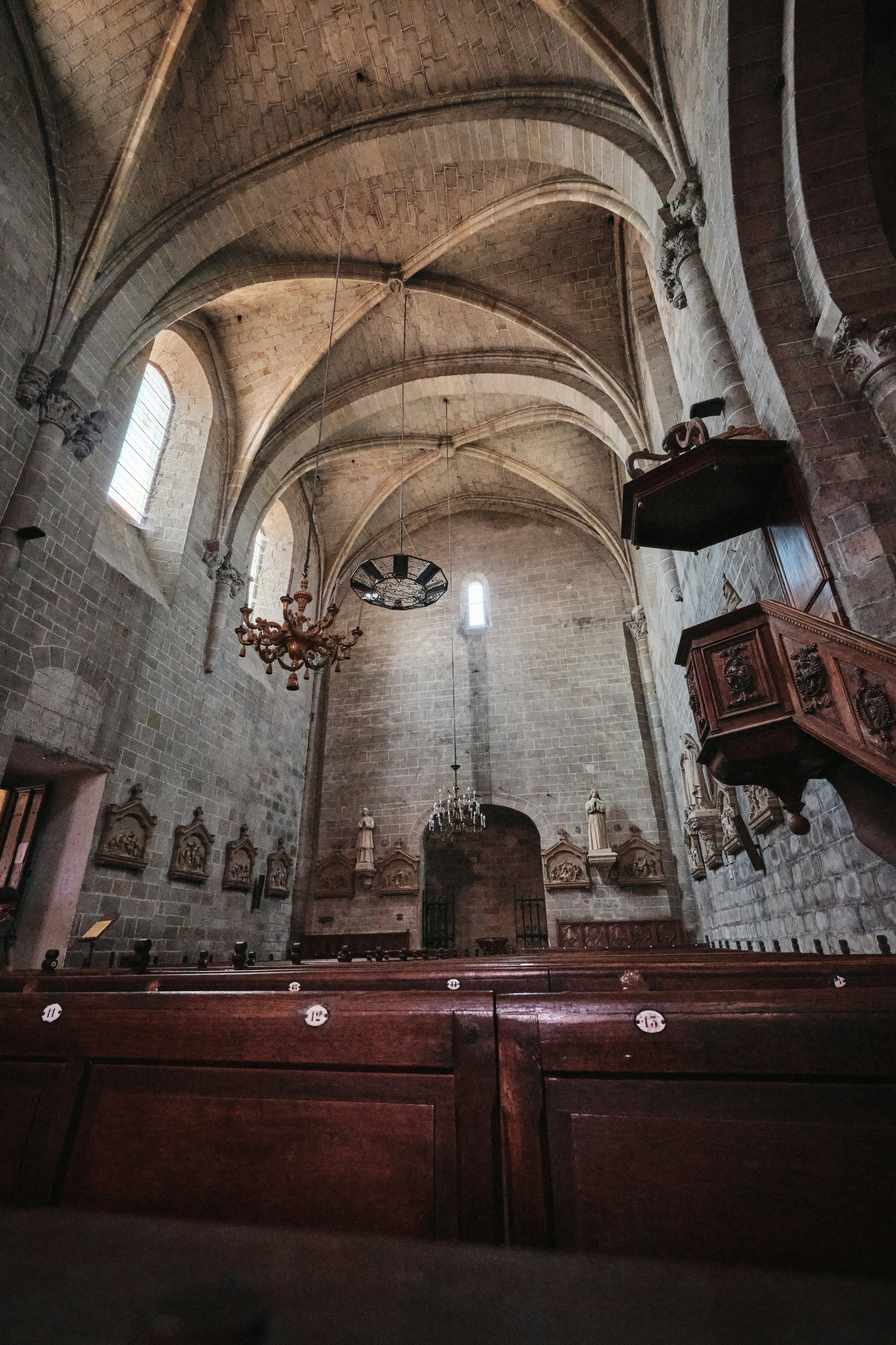 Une grande église avec un grand plafond voûté photo – Photo Église ...