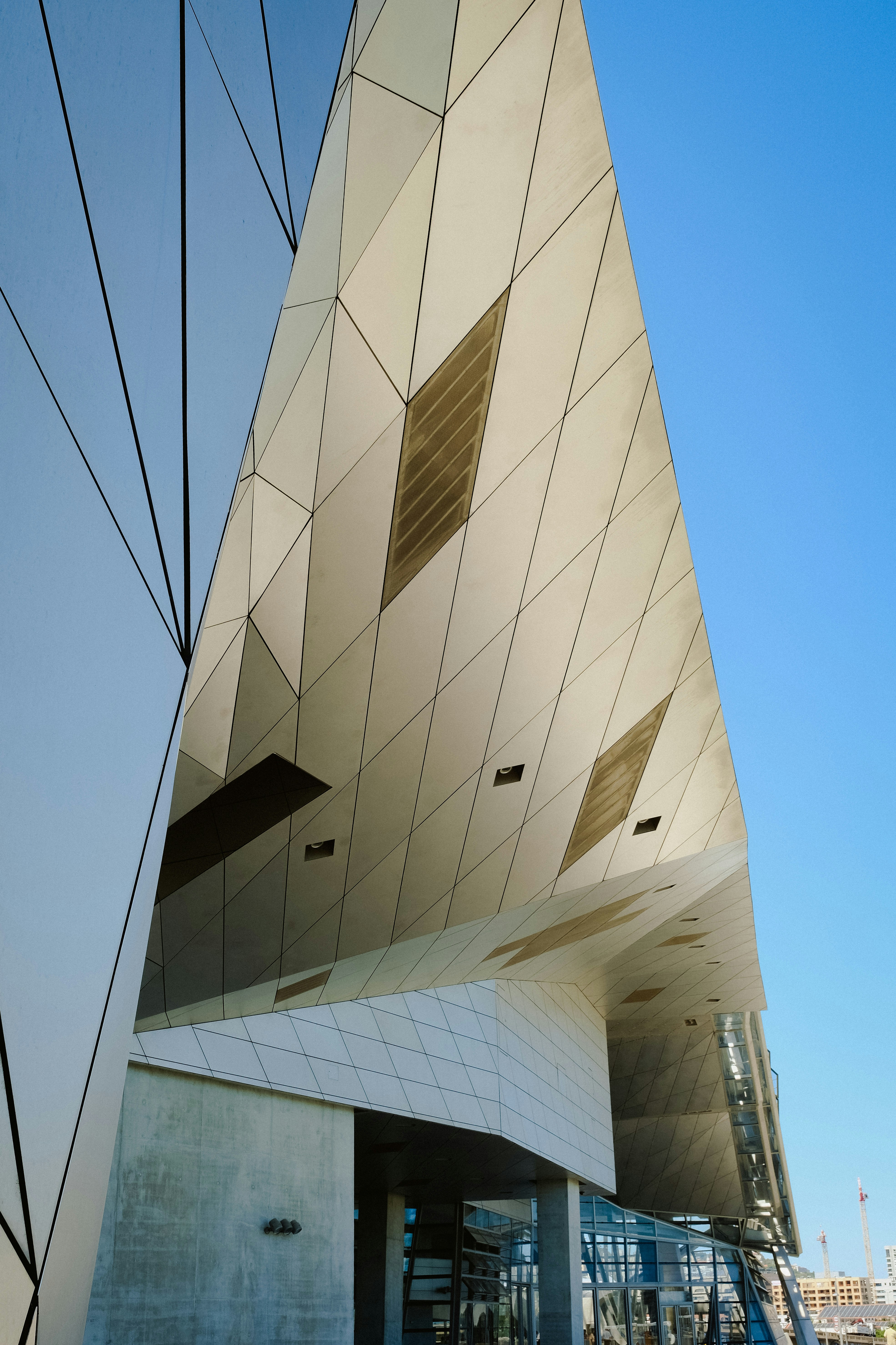 Foto Un edificio con techo triangular – Imagen Museo de las confluencias gratis en Unsplash