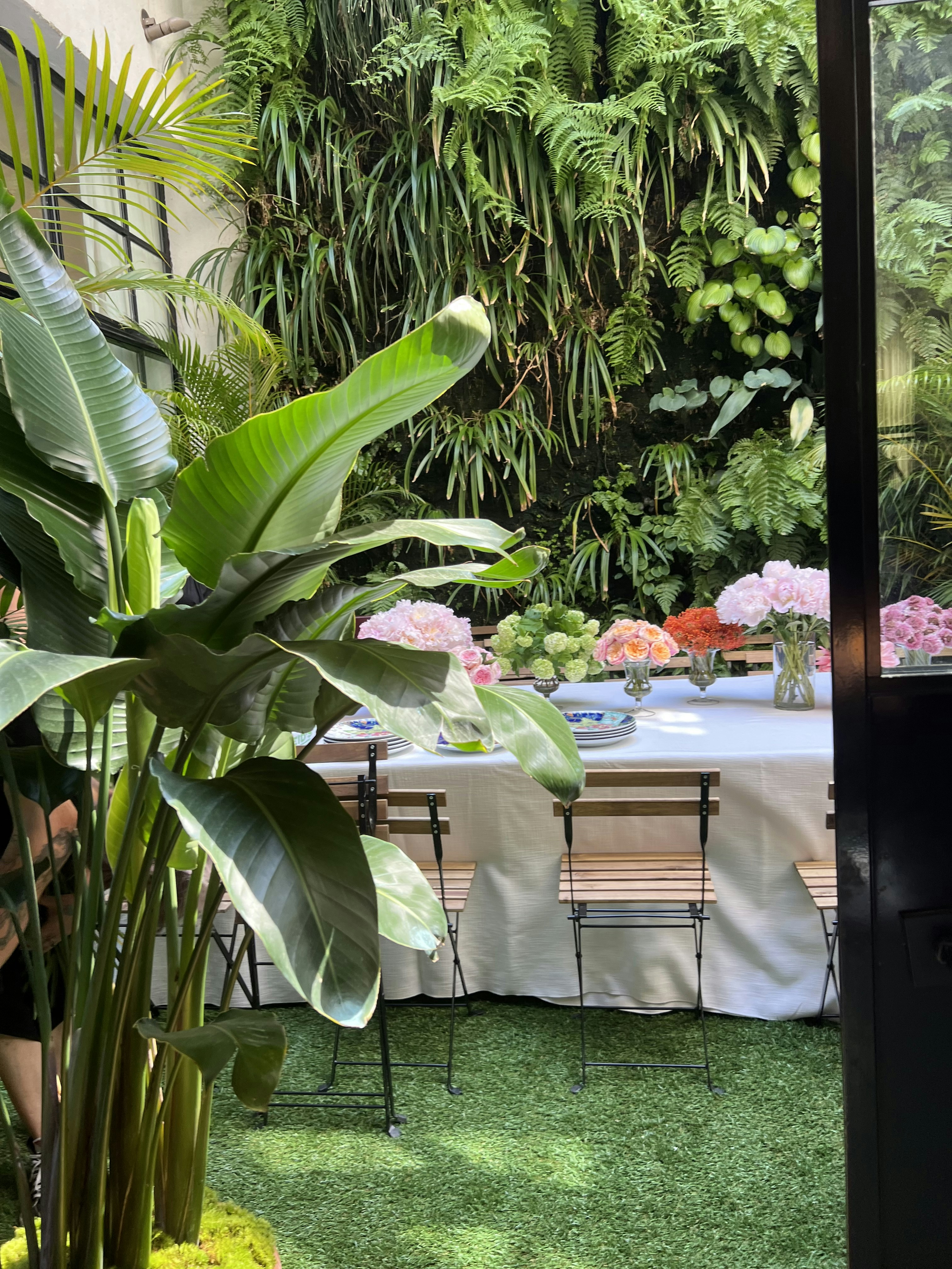A table with flowers and plants photo – Free Sharon road Image on Unsplash