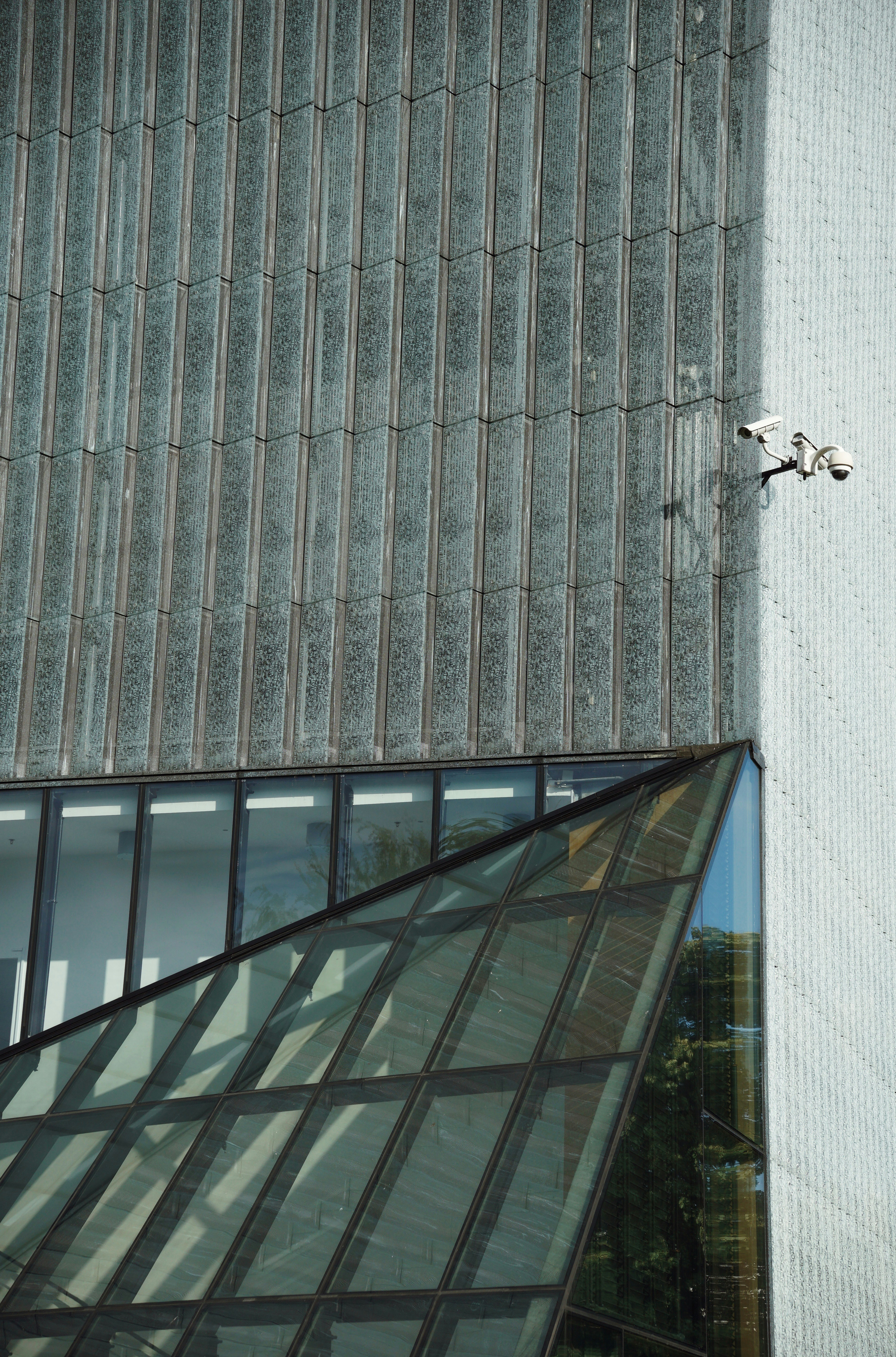 Edge Geometry: Glass Facade and a Silent Security Camera