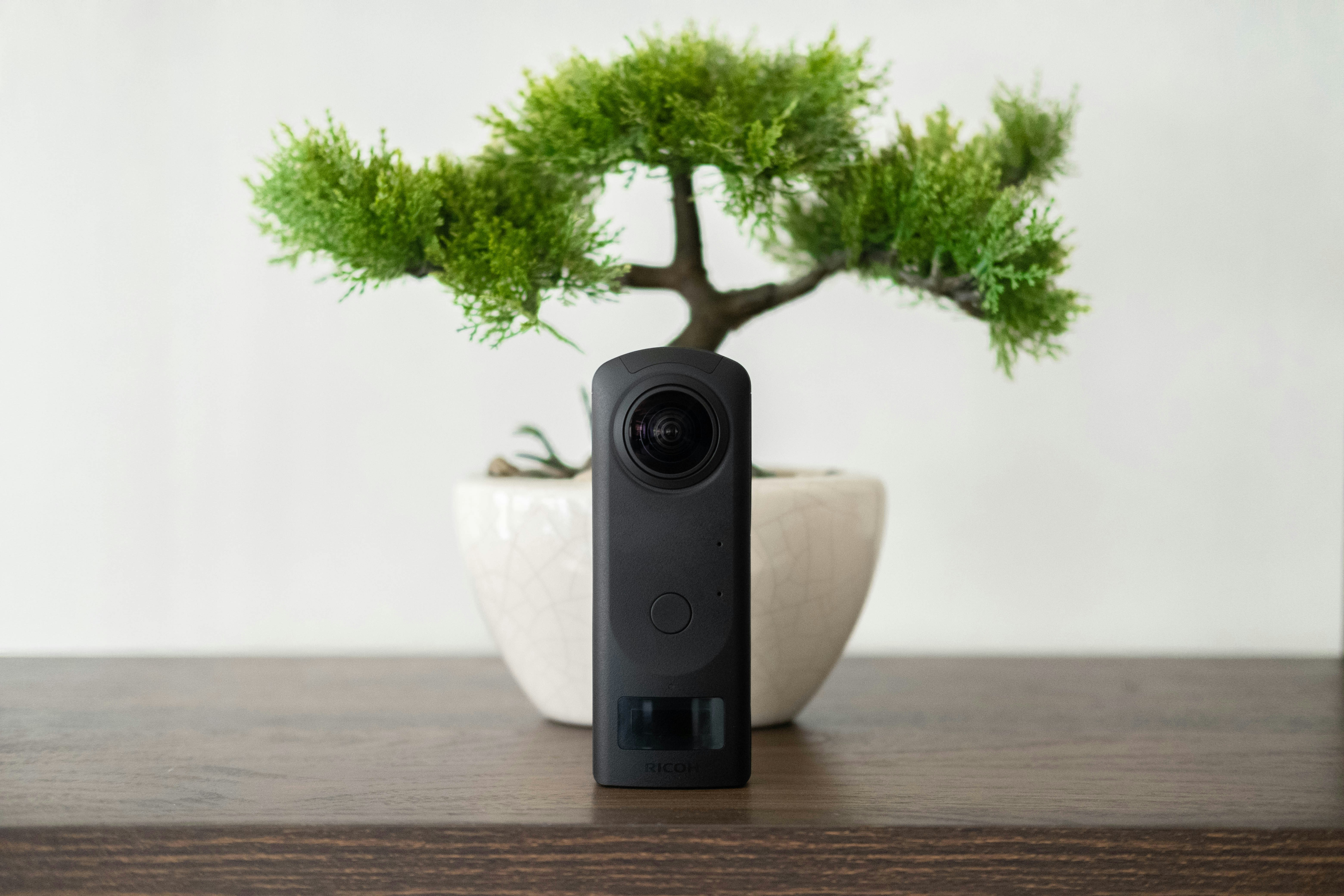 Compact Action: A handheld 4K Gimbal Camera in a Minimal Studio