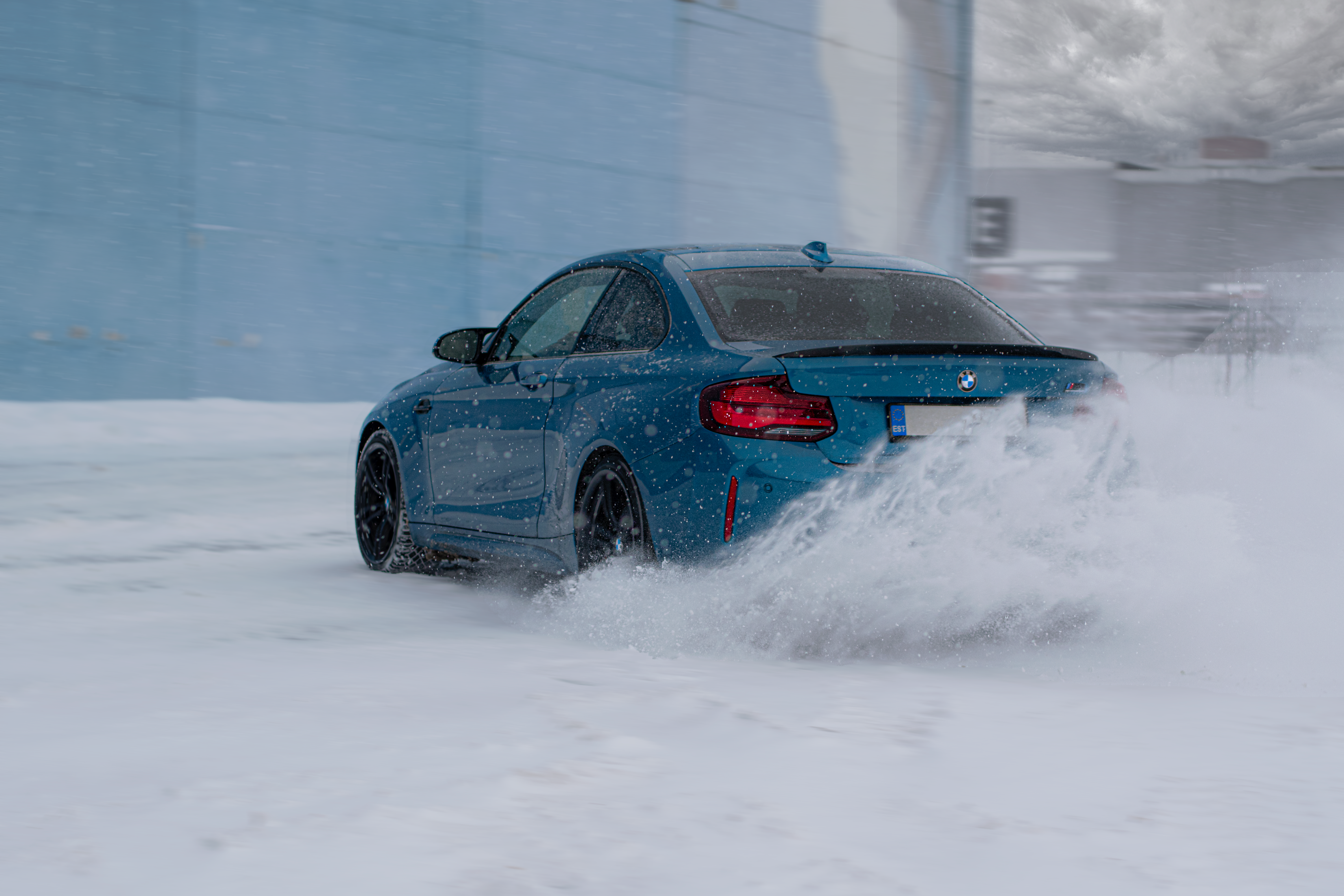A blue car driving through snow photo – Free Estonia Image on Unsplash