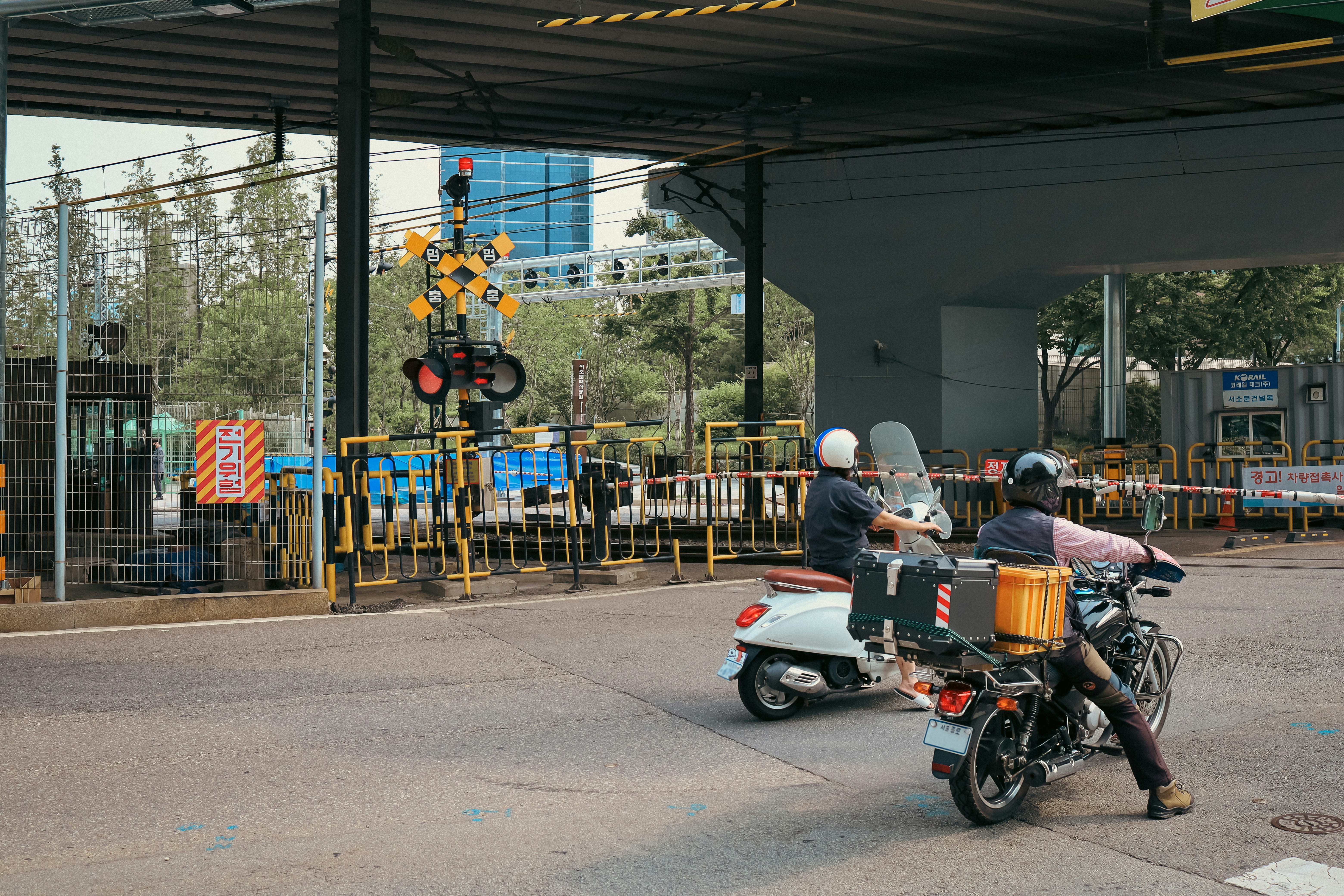 The railway crossing near Seoul station