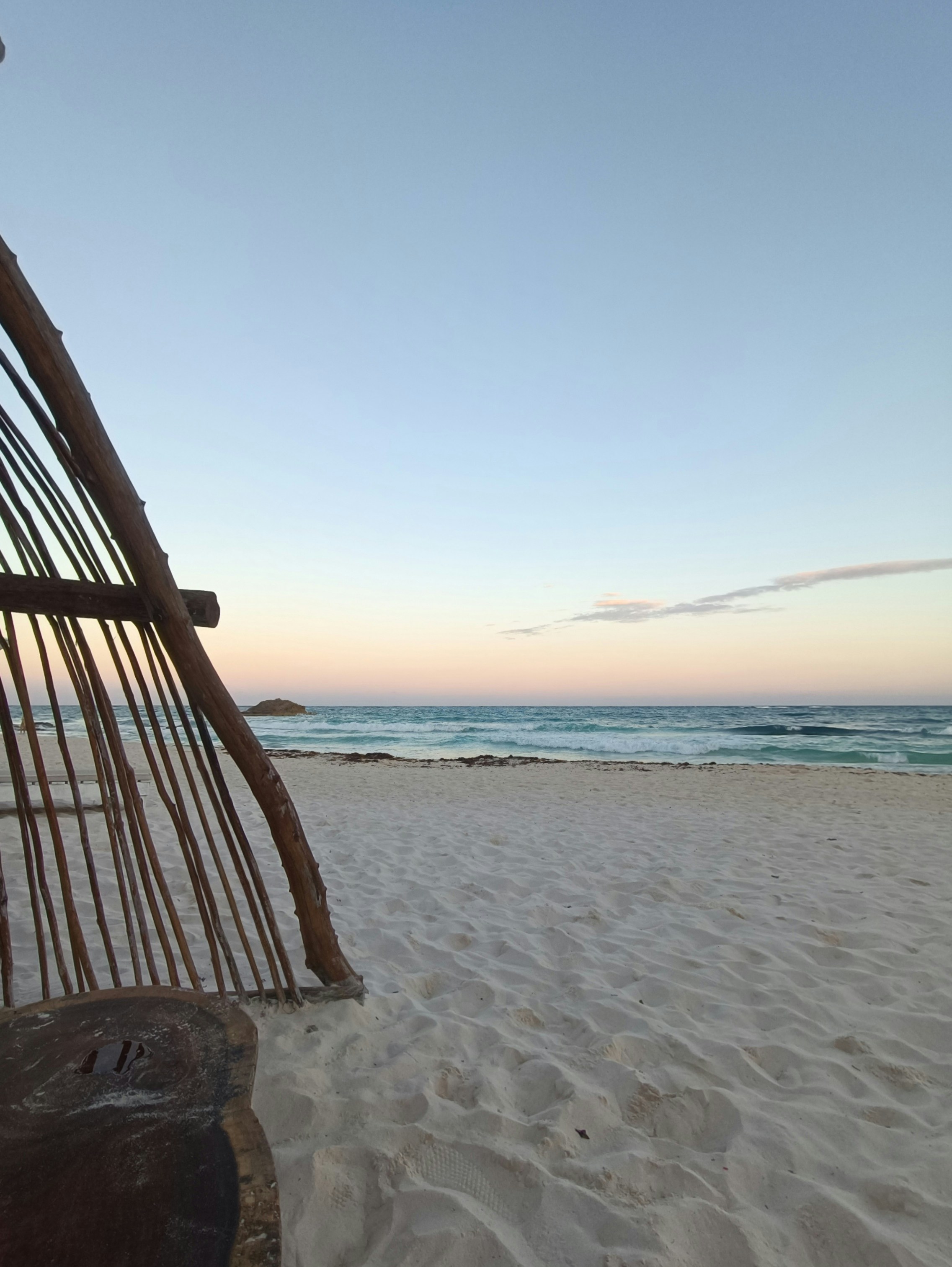 Foto Una estructura de madera en una playa – Imagen Tulum gratis en ...