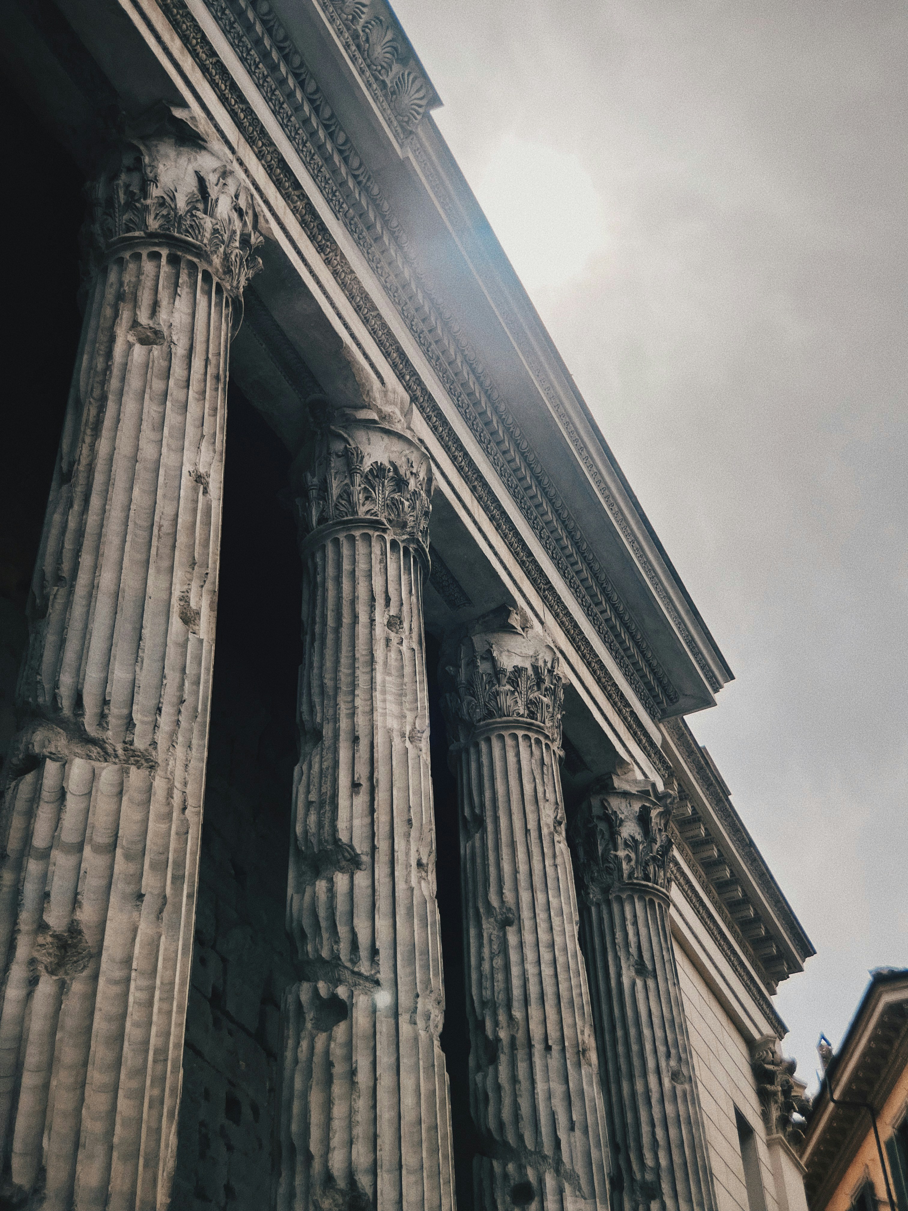 A building with columns photo – Free Grey Image on Unsplash