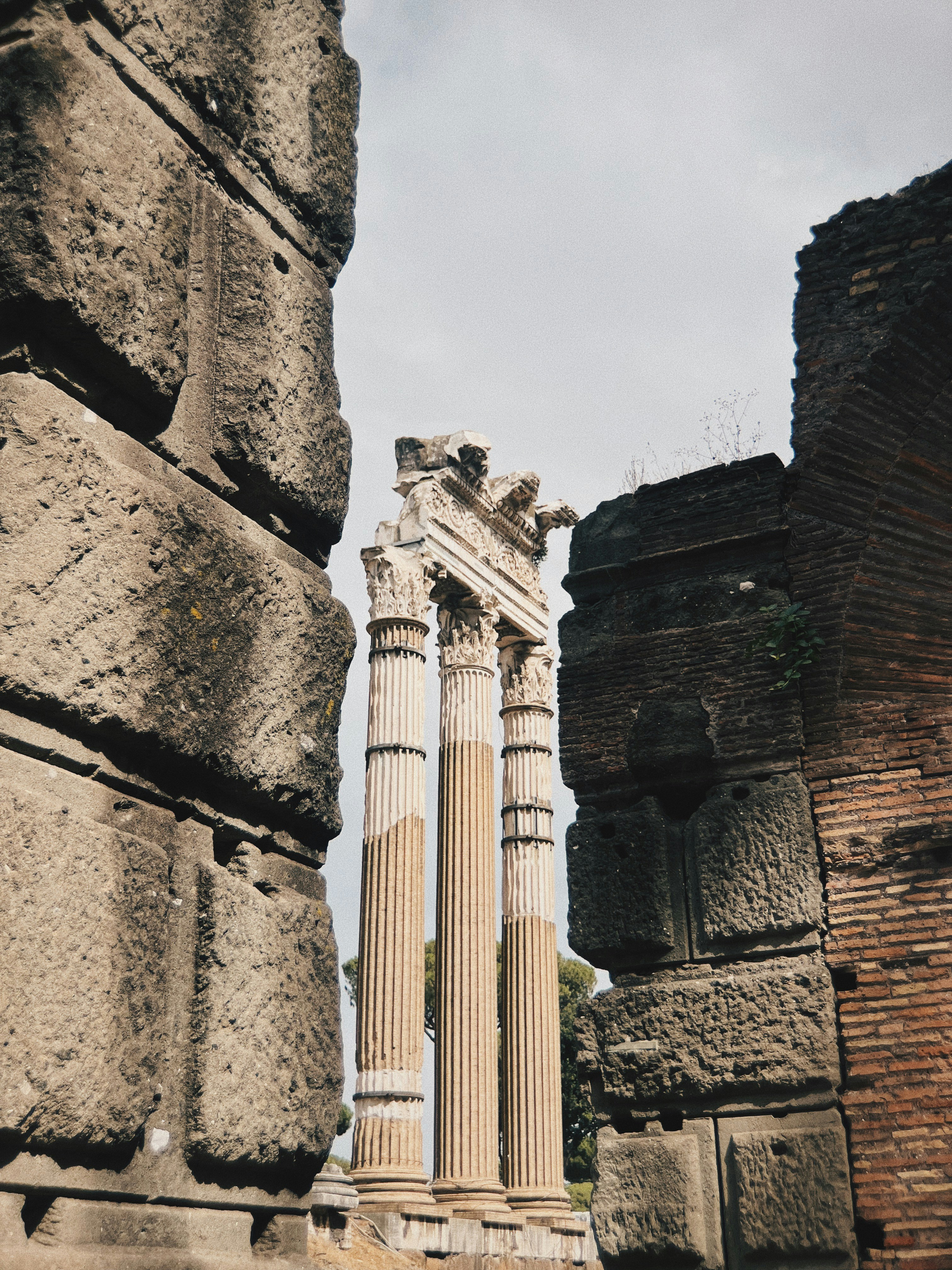 A stone structure with pillars photo – Free Architecture Image on Unsplash