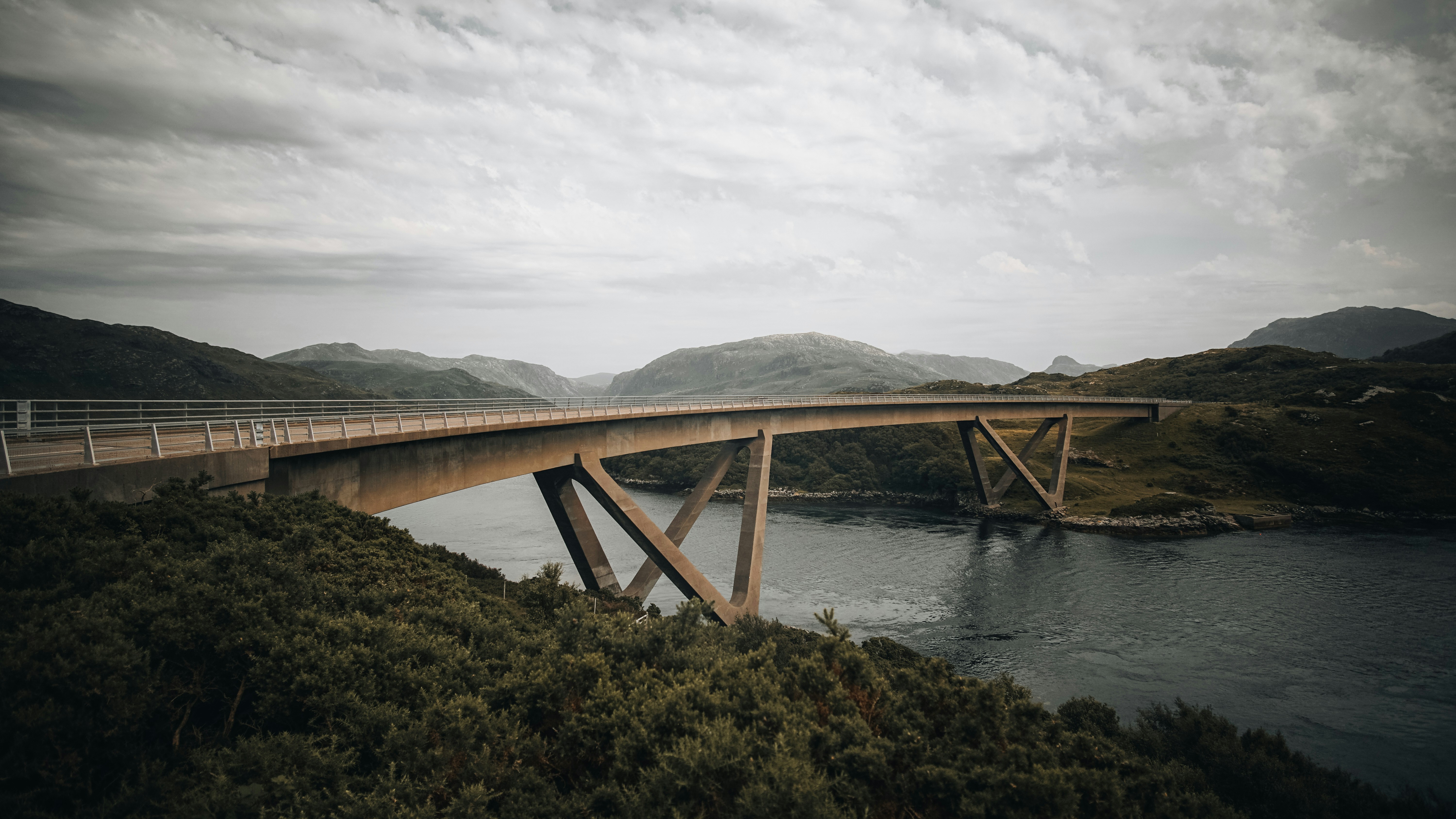 Un pont au-dessus d’un plan d’eau photo – Photo Pont Gratuite sur Unsplash