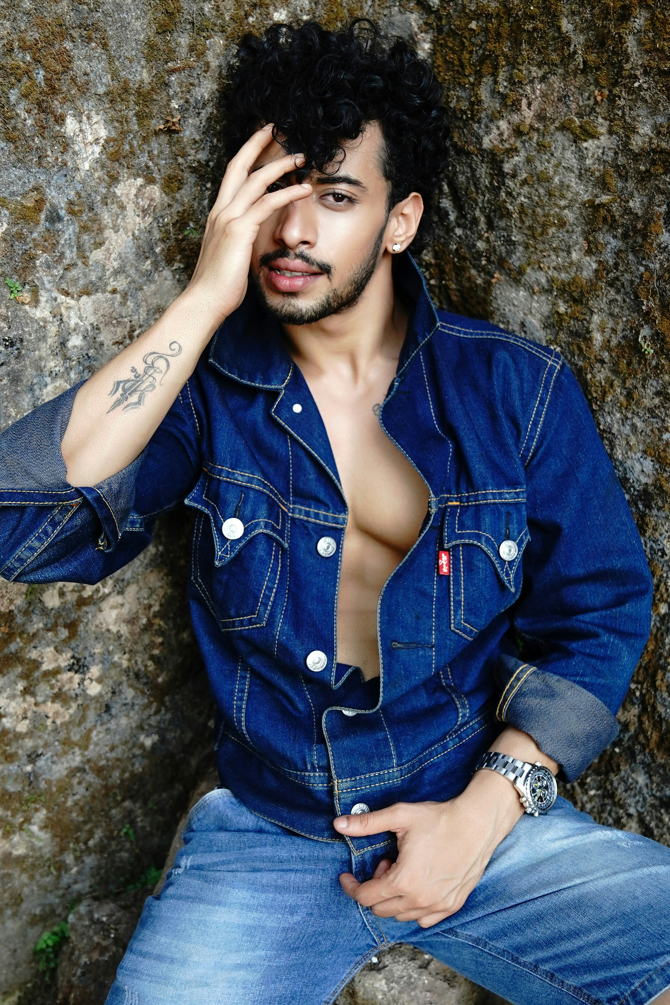 A person sitting on a rock photo – Free Jammu Image on Unsplash