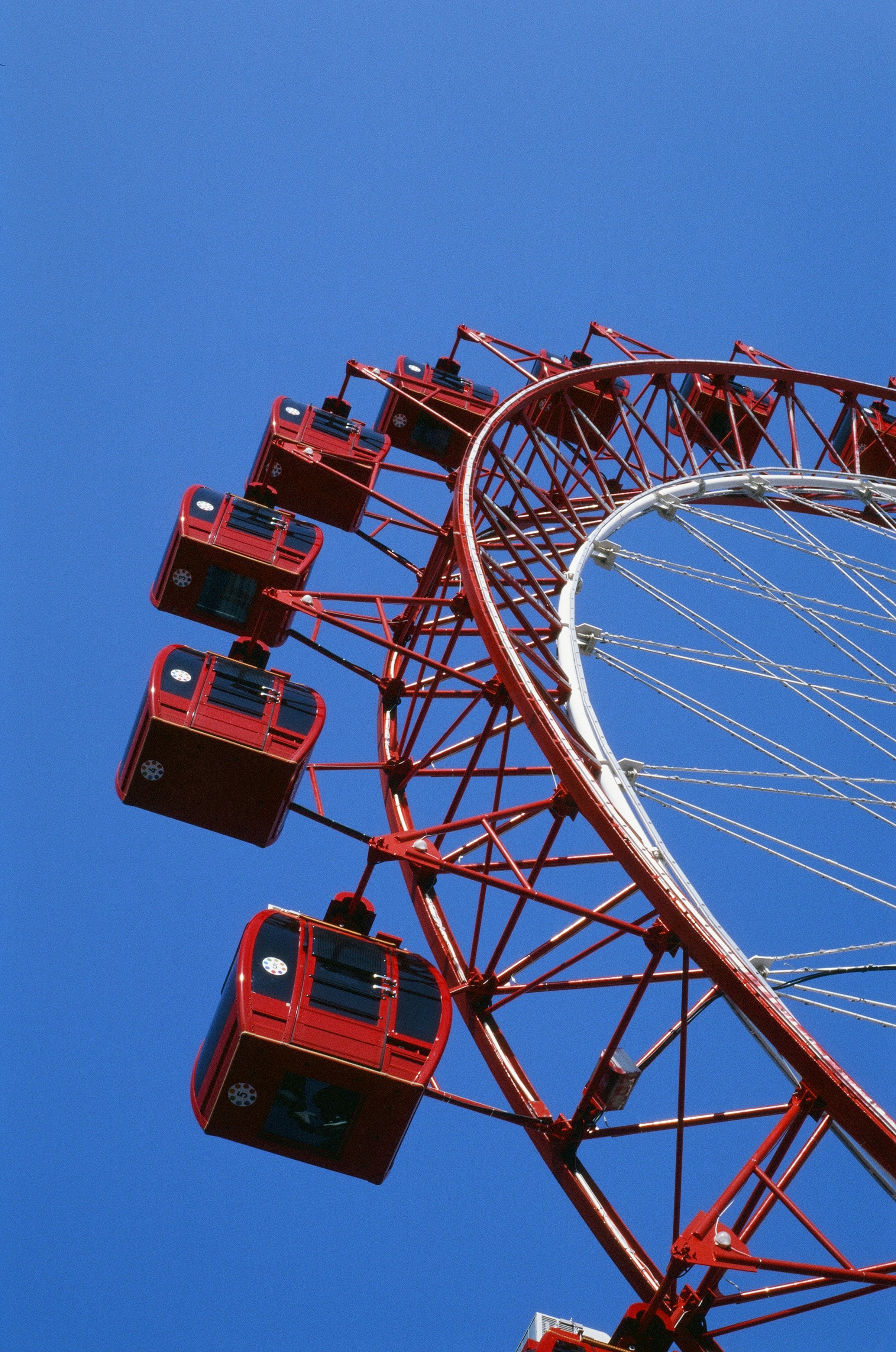Une grande roue rouge et blanche photo – Image gratuite de Parc d ...