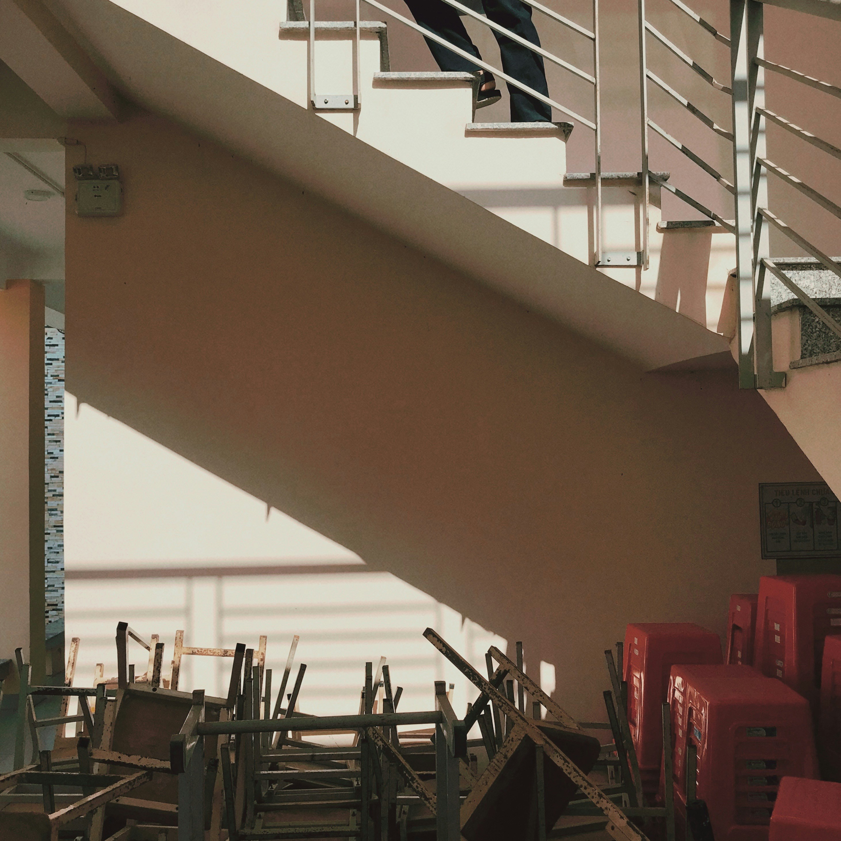 A room with a few chairs and a table photo – Free School Image on Unsplash