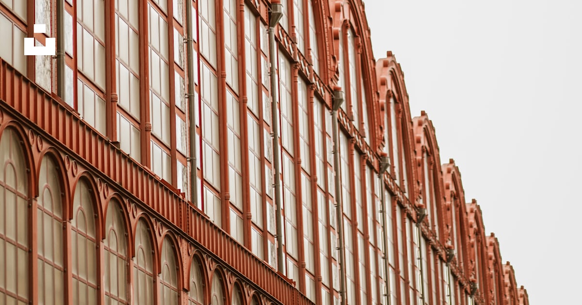 Foto Un Edificio Alto Con Una Torre Imagen Bélgica Gratis En Unsplash