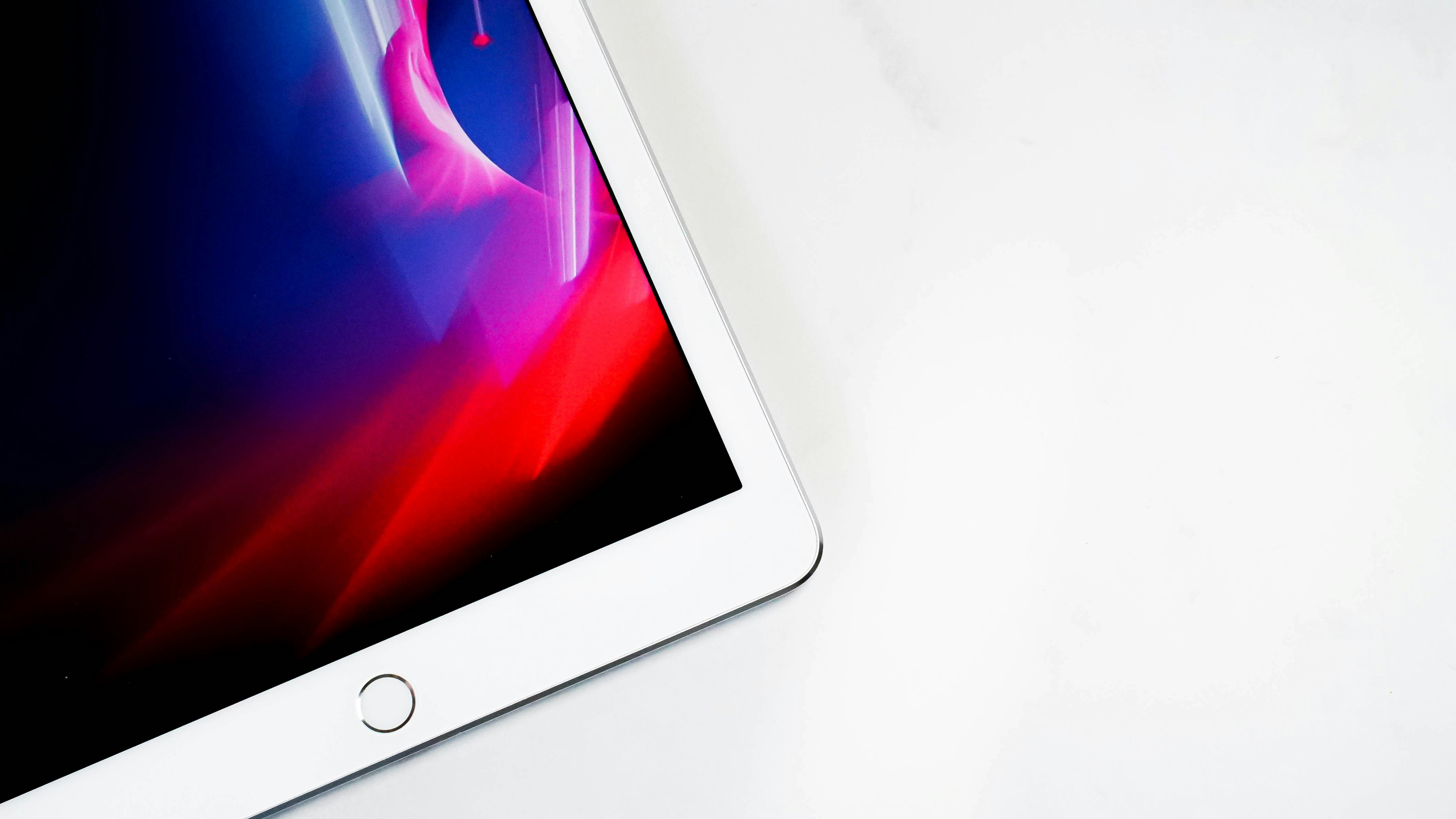 A cell phone with a blue screen photo – Free Setup Image on Unsplash