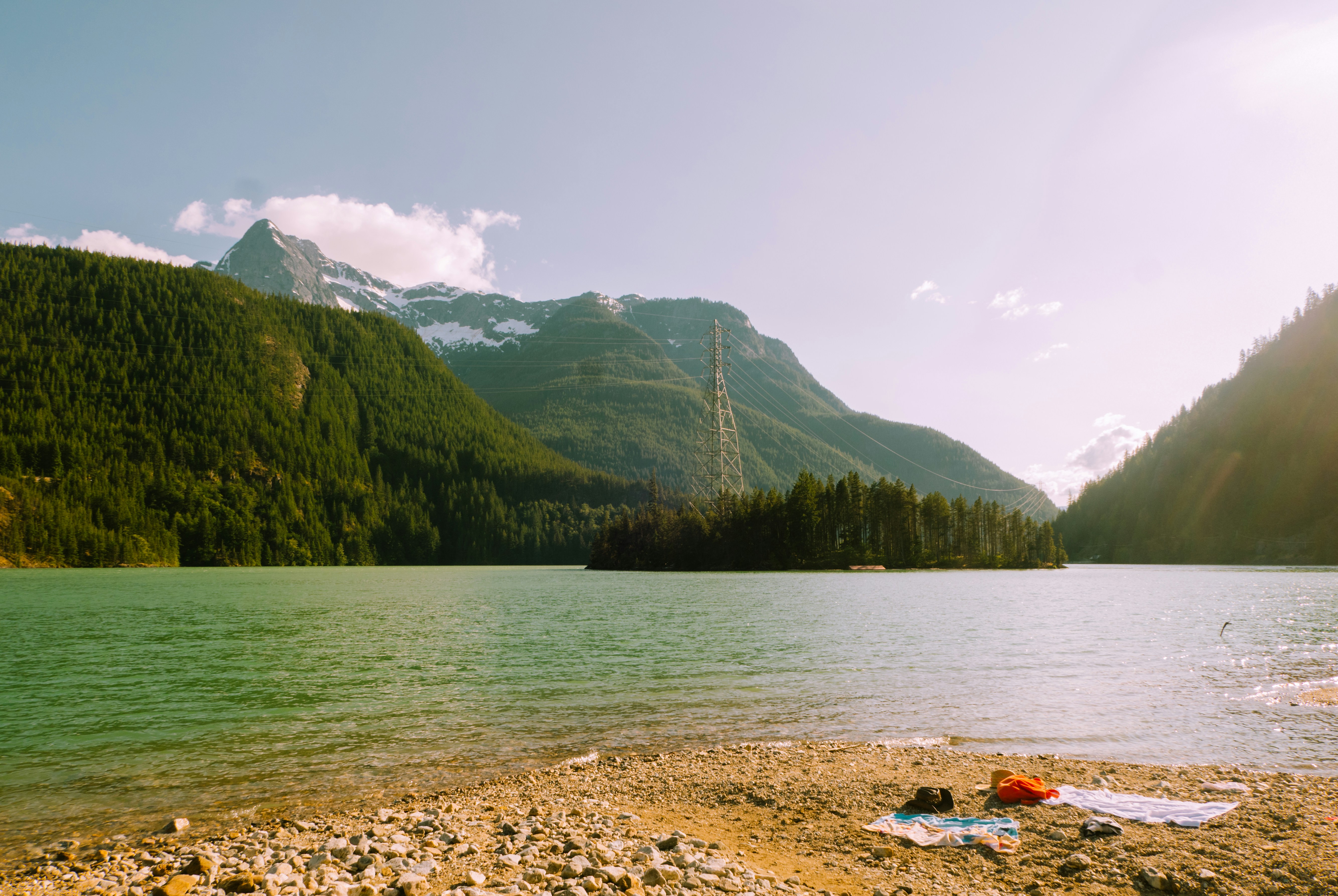 Foto Un lago con montañas al fondo – Imagen Lago del Diablo gratis en ...
