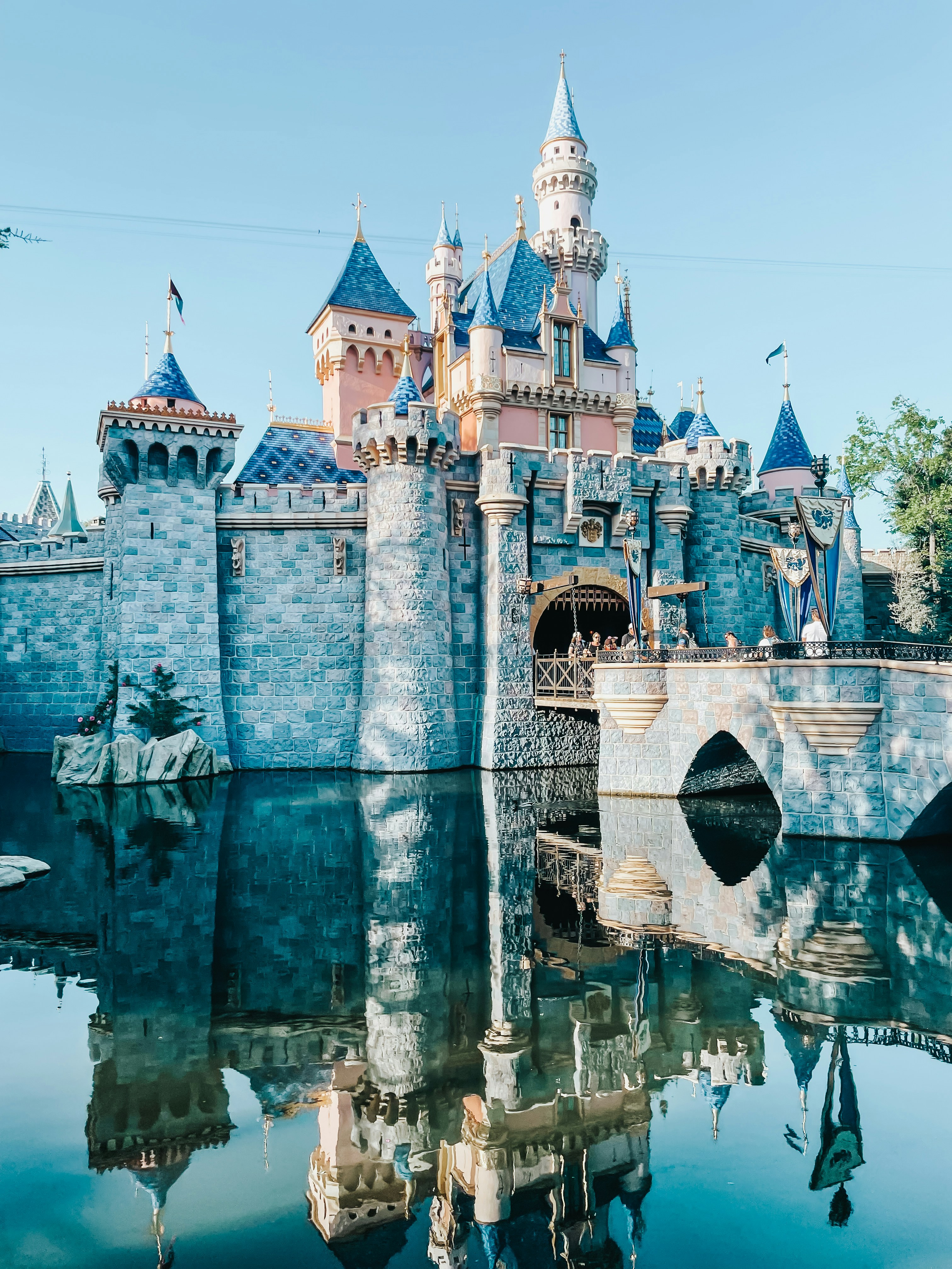 Foto Un castillo con cúpulas azules y rosadas – Imagen Castillo gratis ...