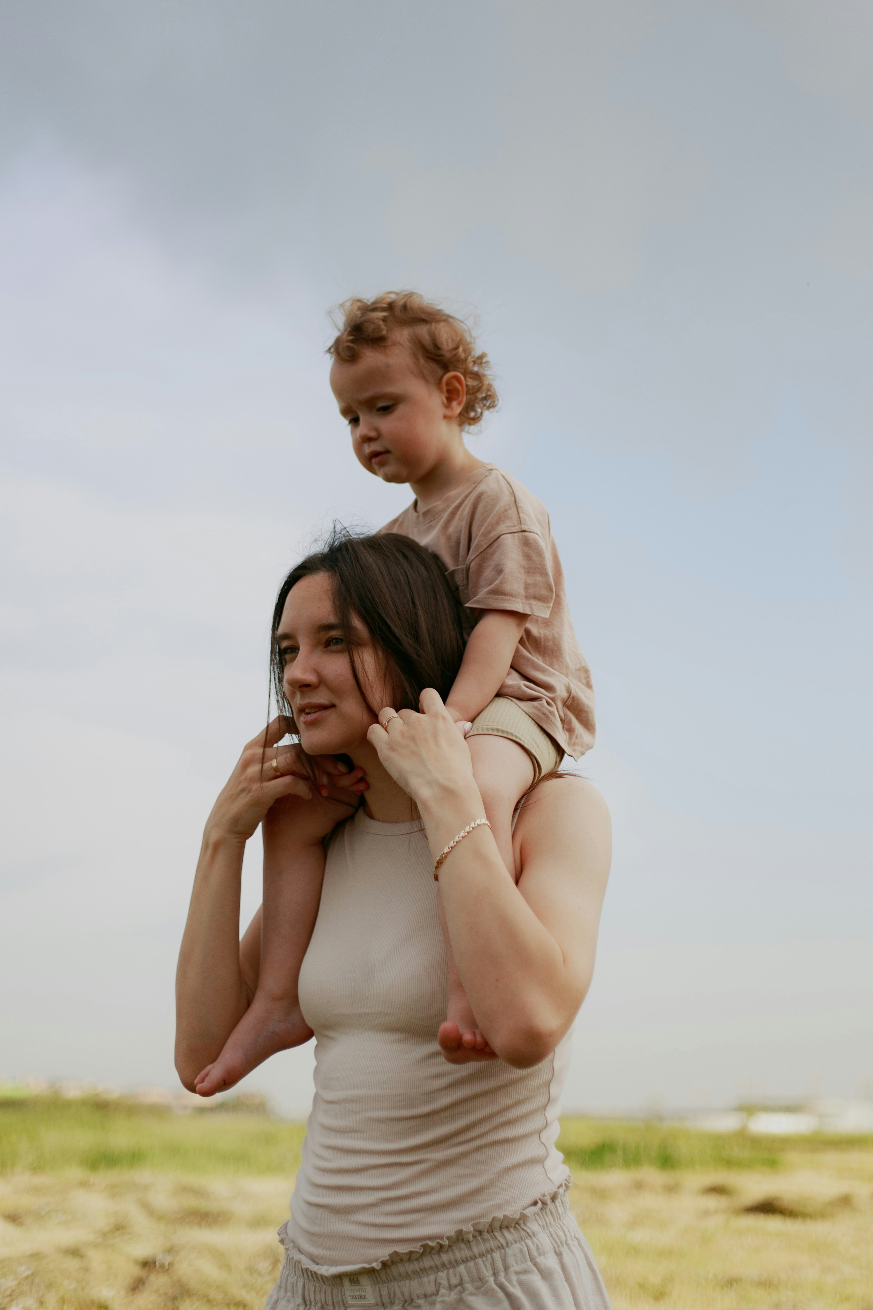 A person carrying a child on the back photo – Free Human Image on Unsplash