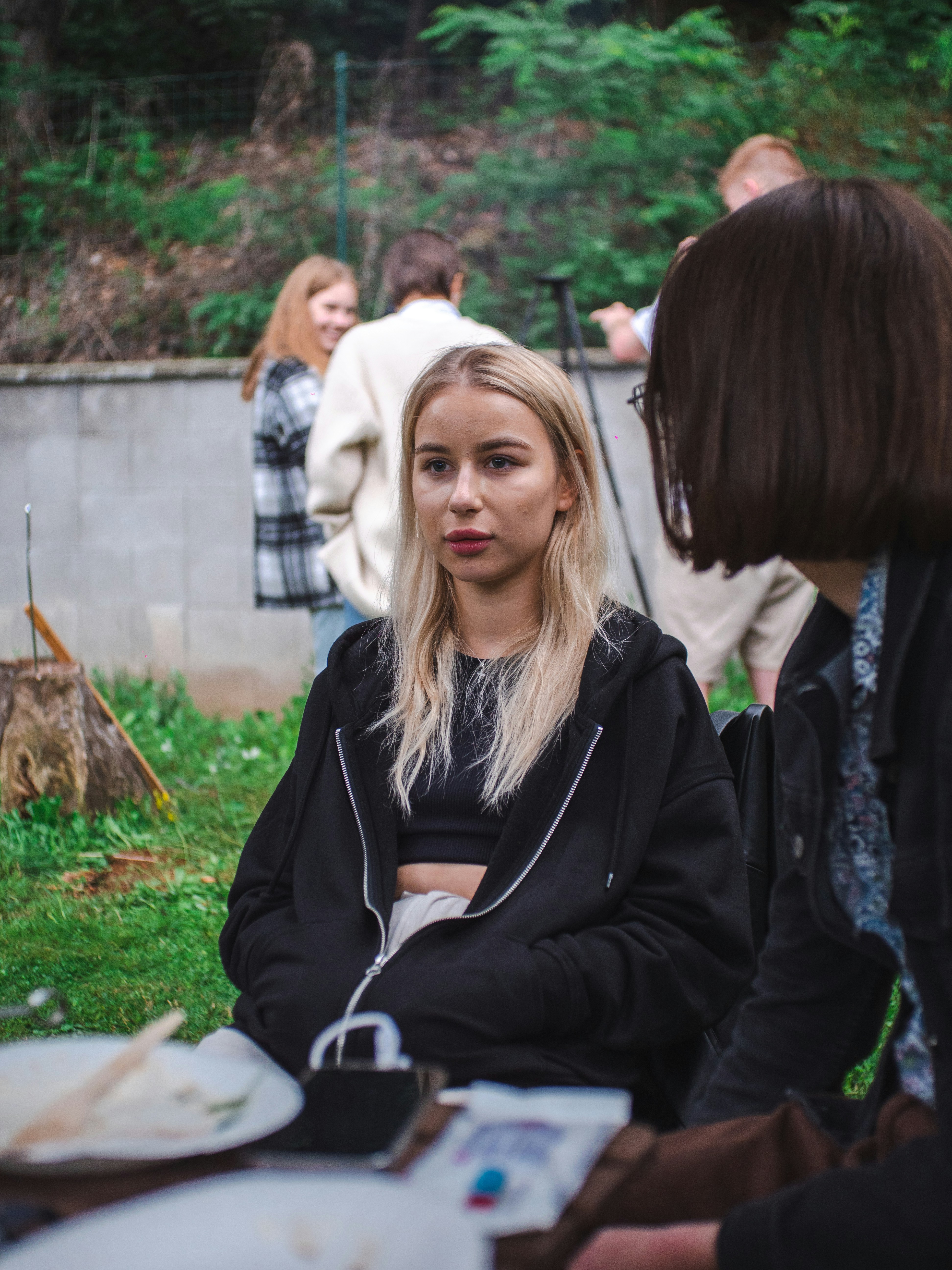 Une personne assise à une table photo – Photo La personne Gratuite sur ...