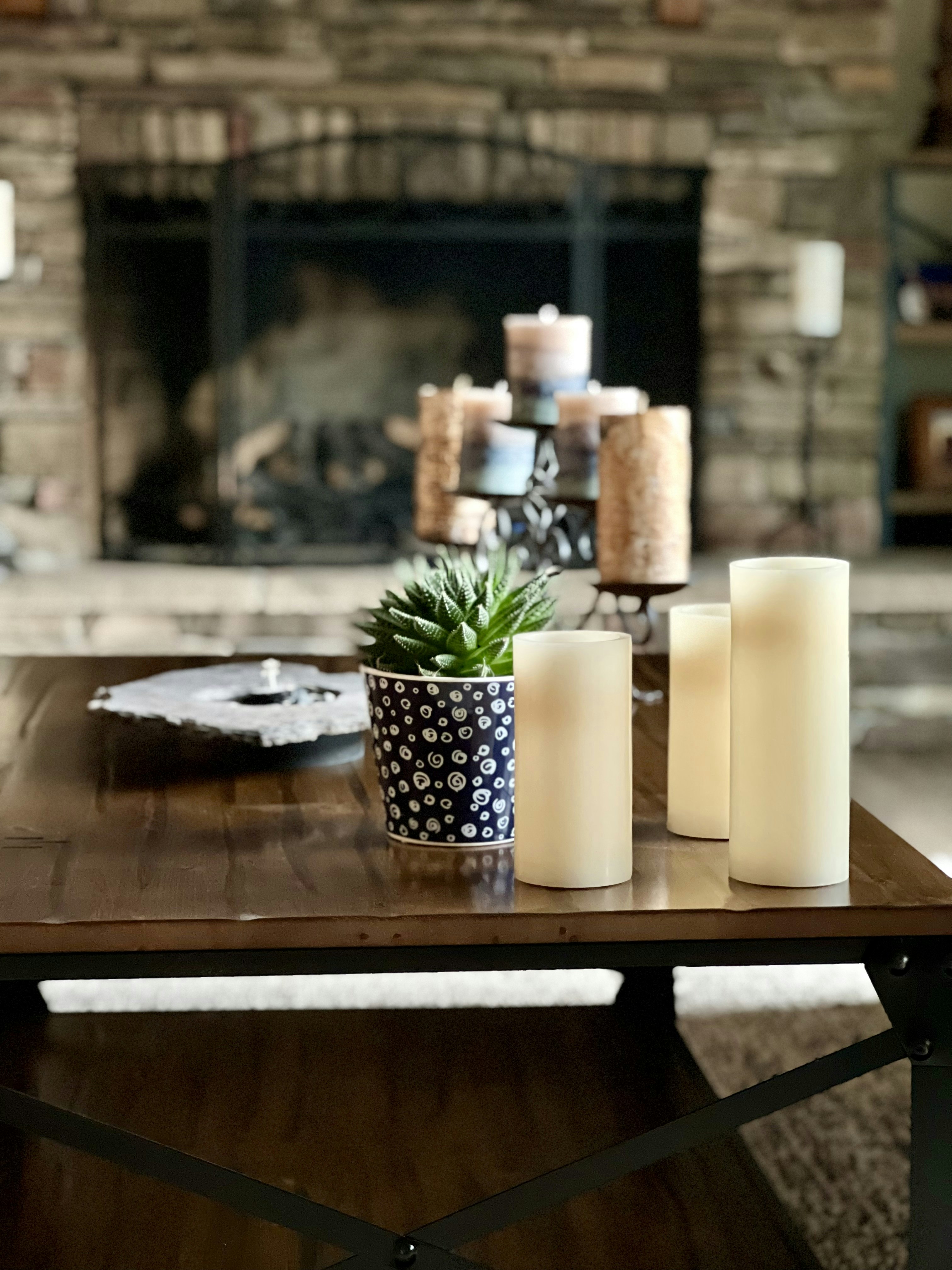 Une table avec des bougies et une plante photo – Photo Table basse ...