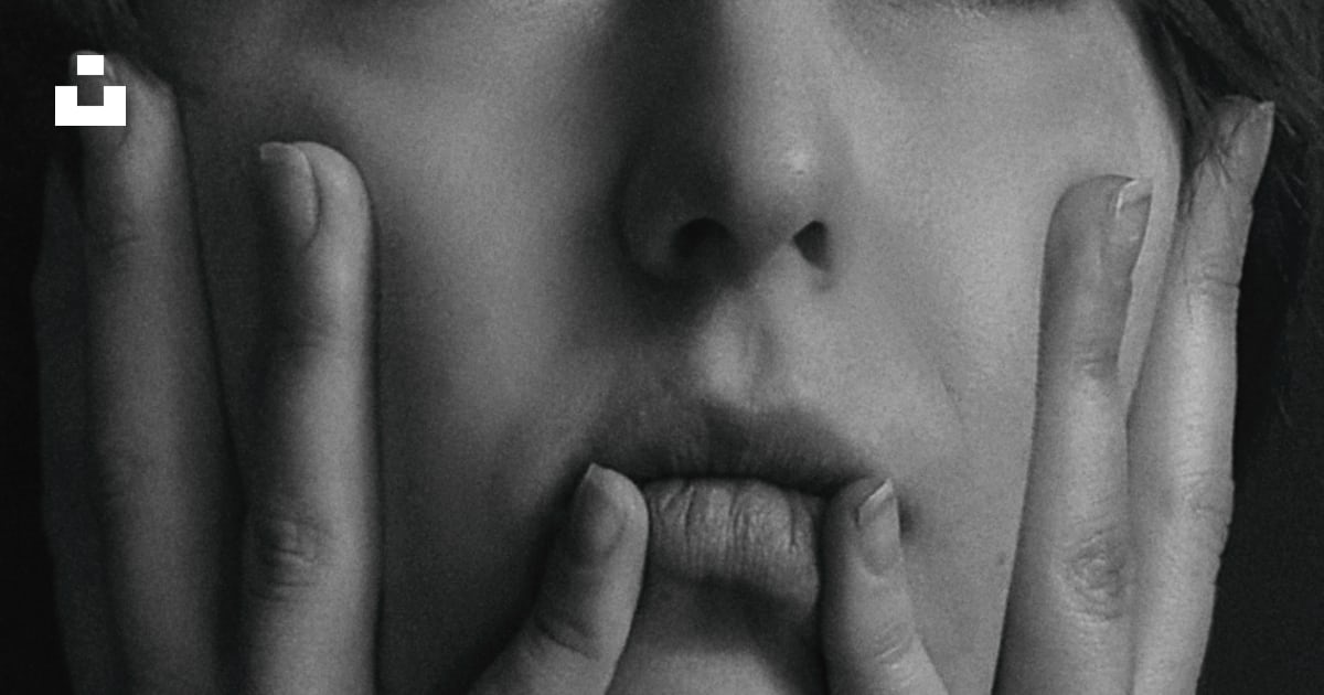Foto Una Persona Con Las Manos En La Cara Imagen Gris Gratis En Unsplash