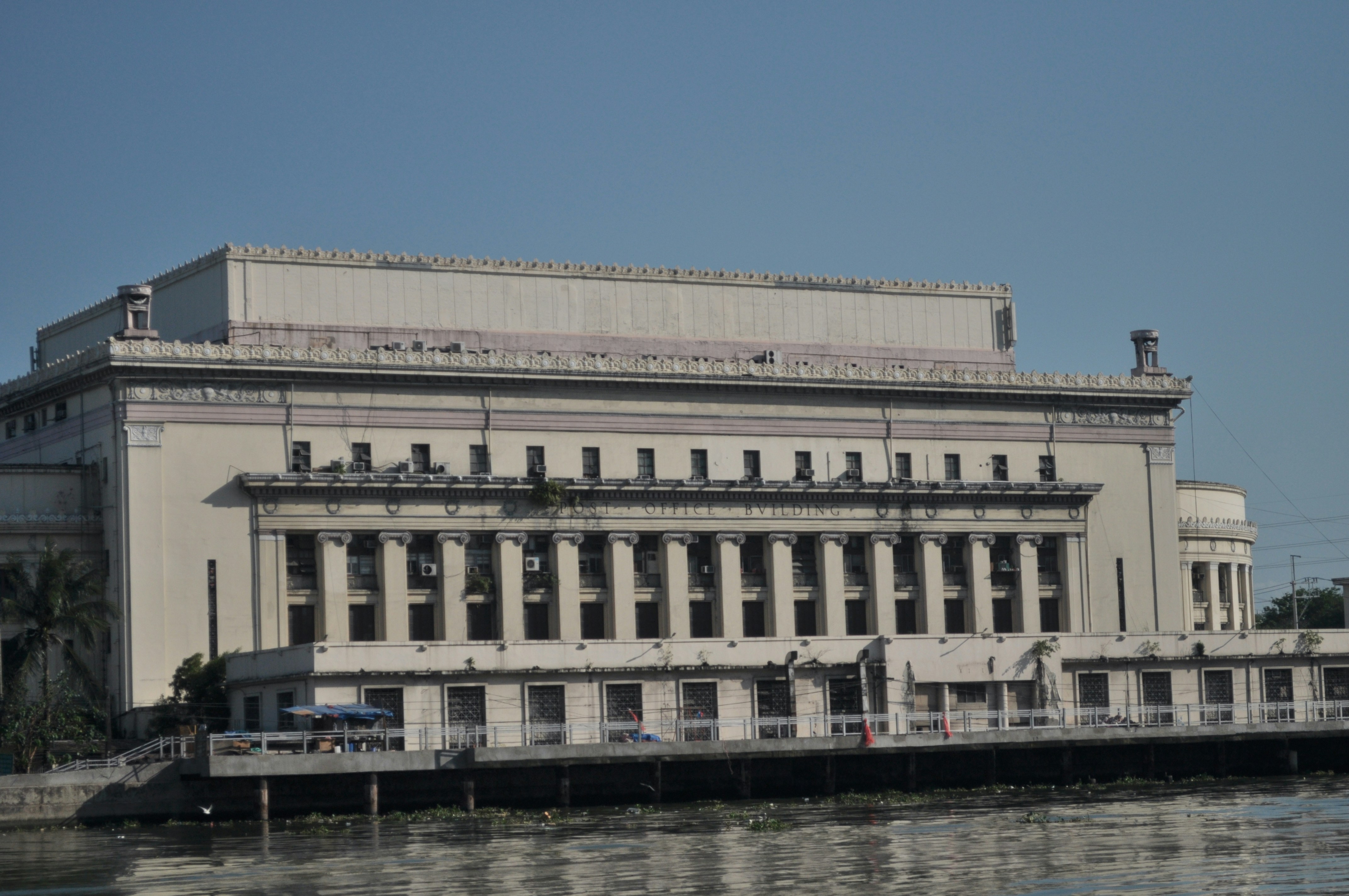 A large white building with columns with Auckland War Memorial Museum ...