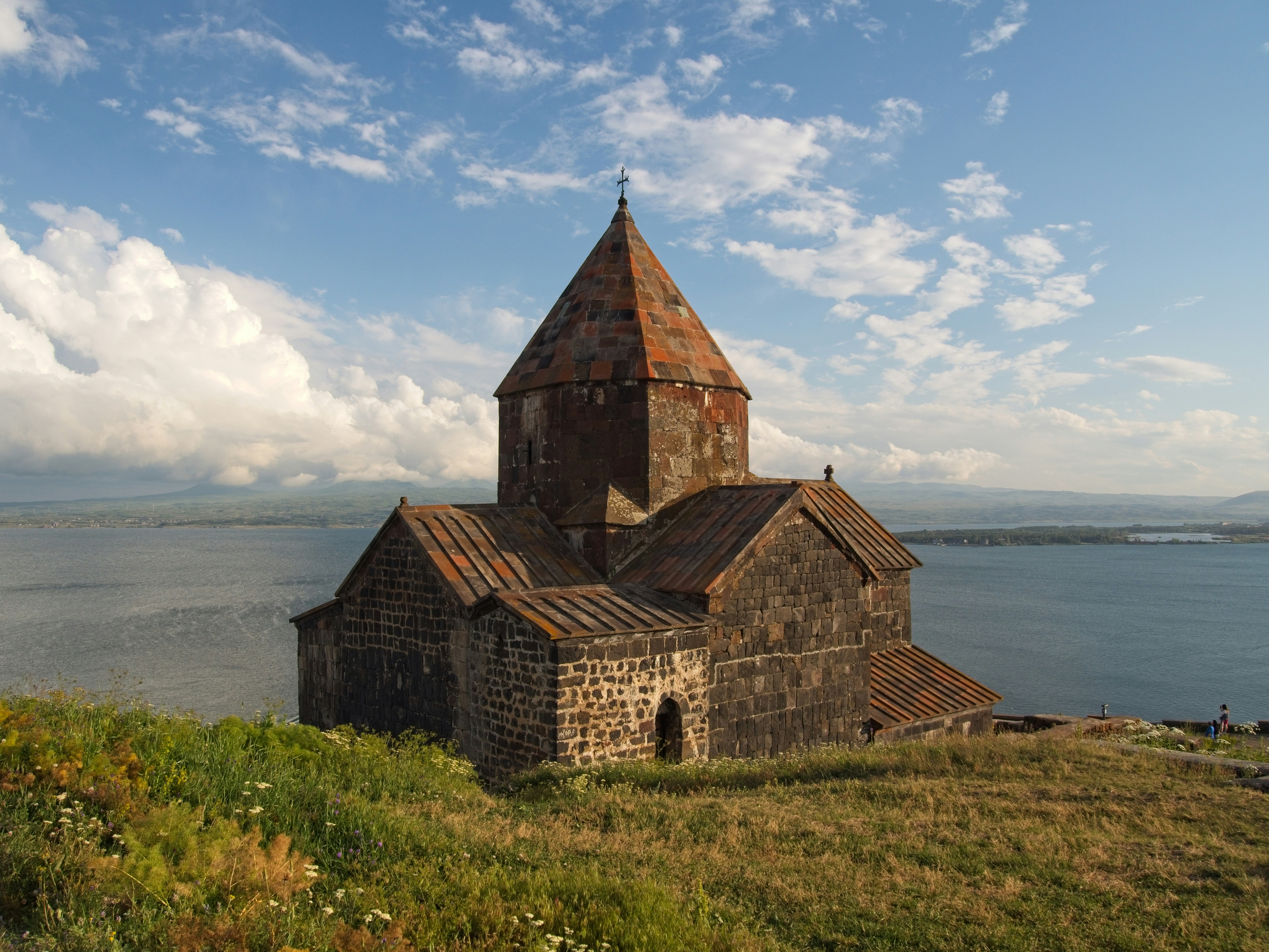 Lac Sevan avec une tour au bord de l’eau photo – Image gratuite de Lac ...