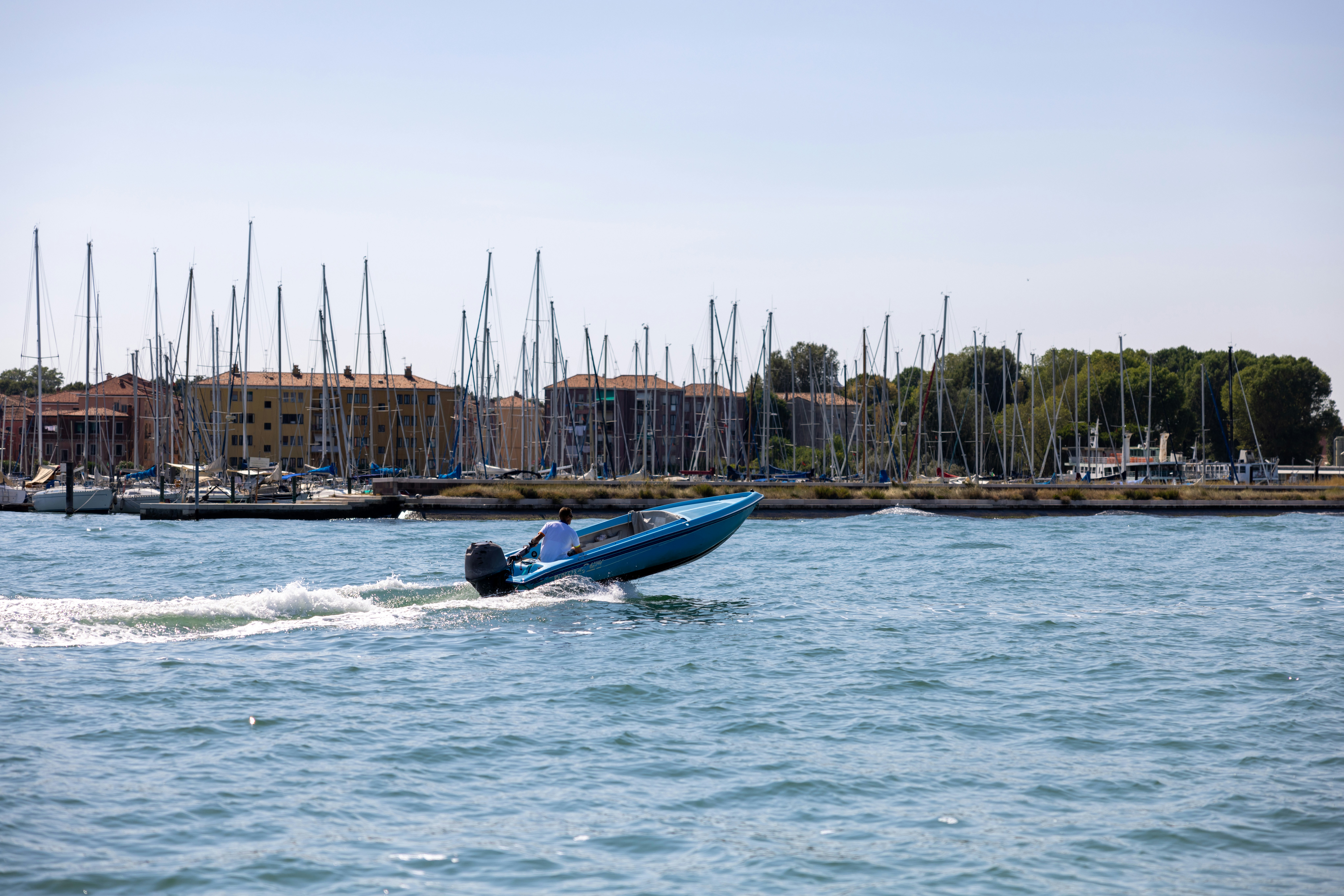 Ein Boot im Wasser Foto – Kostenloses Bild zum Thema Venedig auf Unsplash