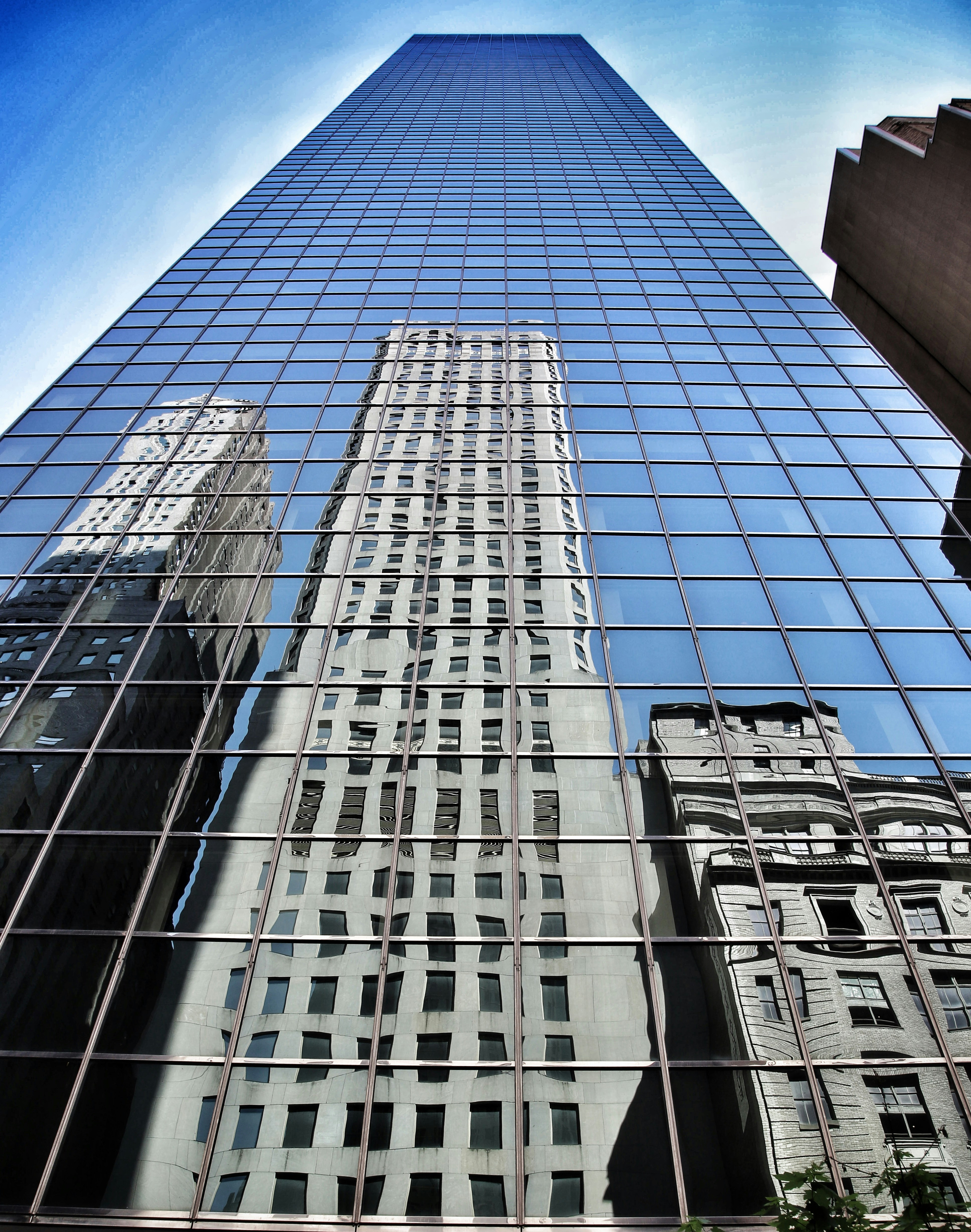 Foto Un edificio alto con ventanas de vidrio – Imagen Midtown Este gratis en Unsplash