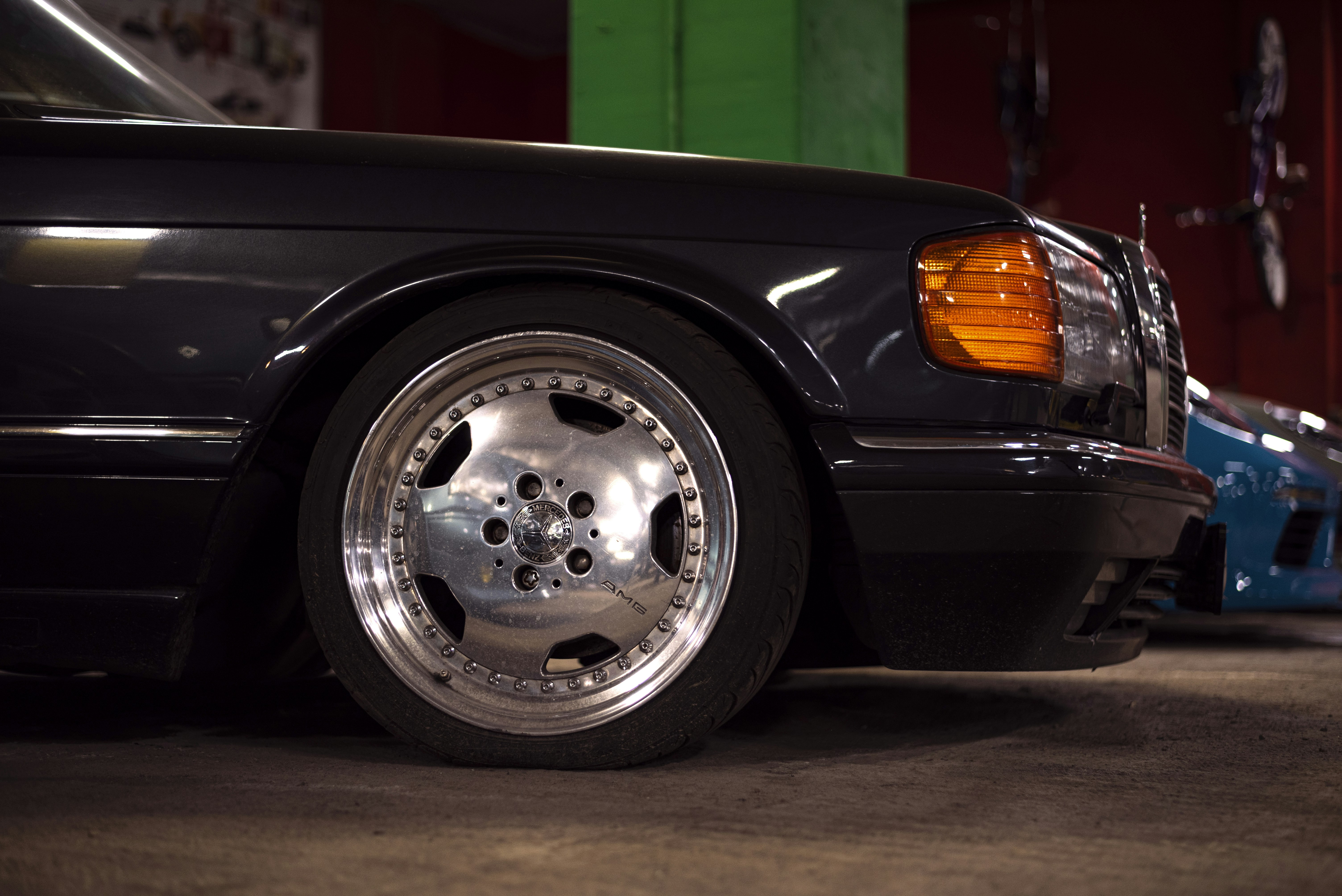 Un coche negro con un neumático pinchado foto – Imagen de Ventage ...