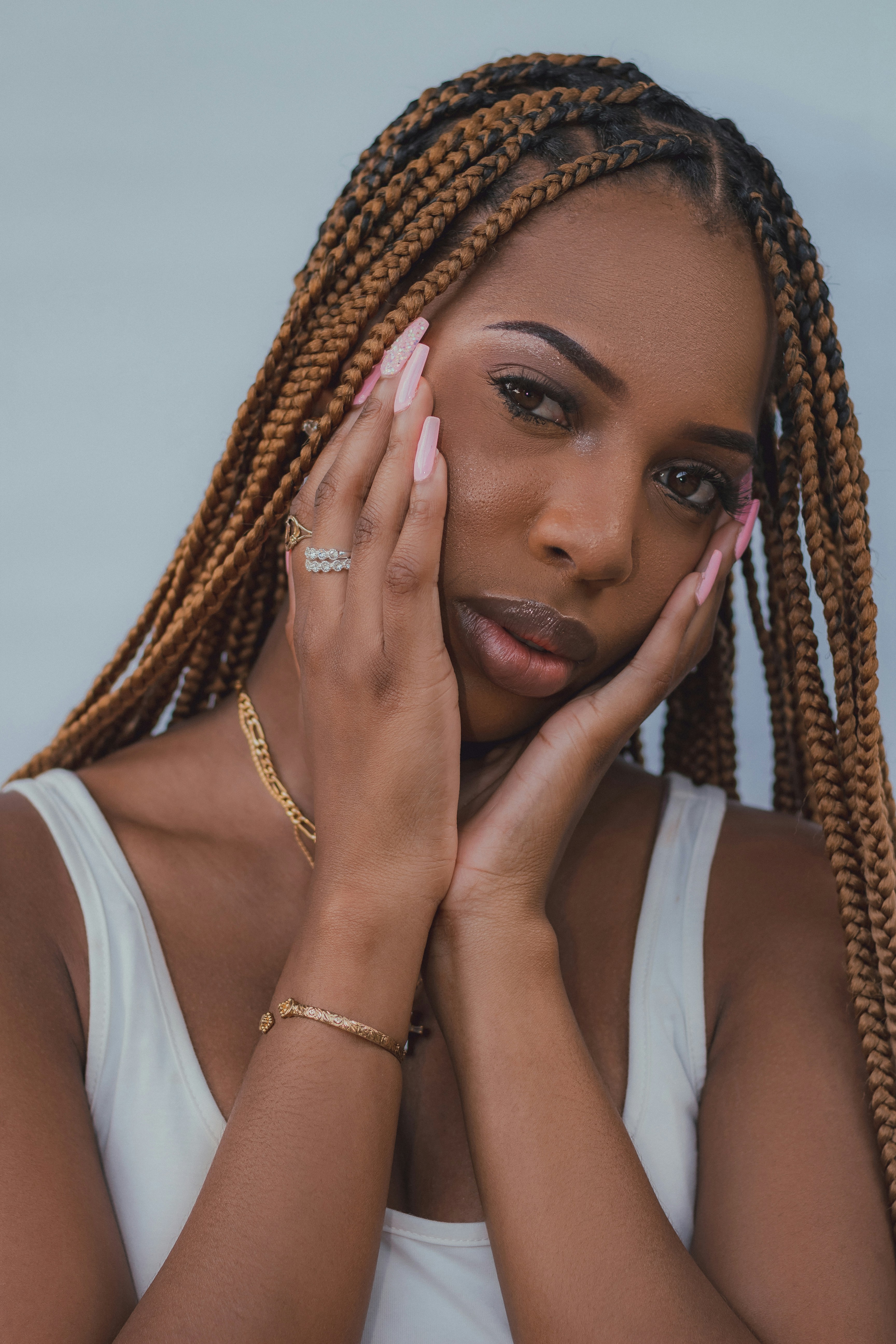 Une femme avec sa main sur son visage photo – Photo Portrait Gratuite ...