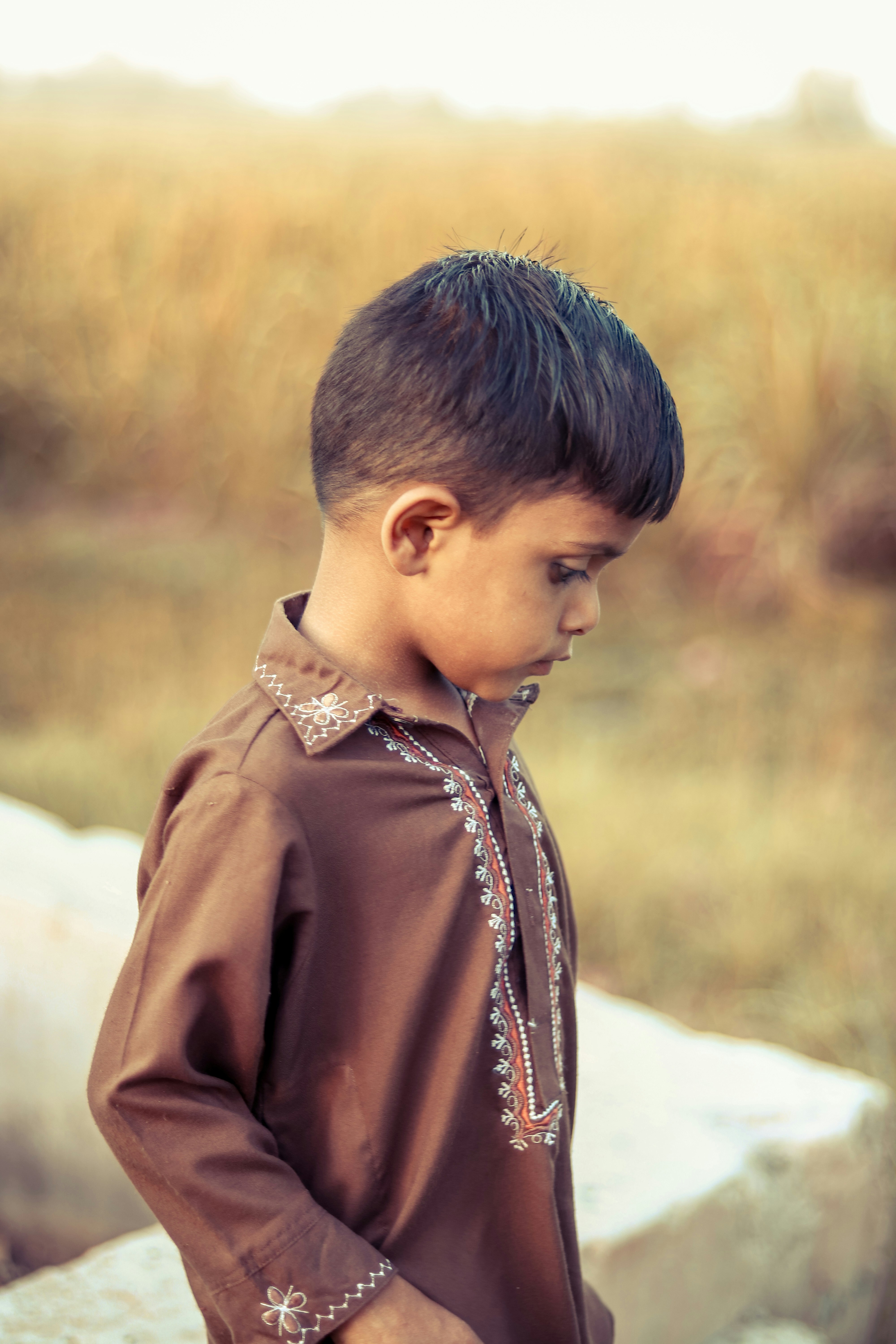 Foto Una persona con un collar – Imagen Chico gratis en Unsplash