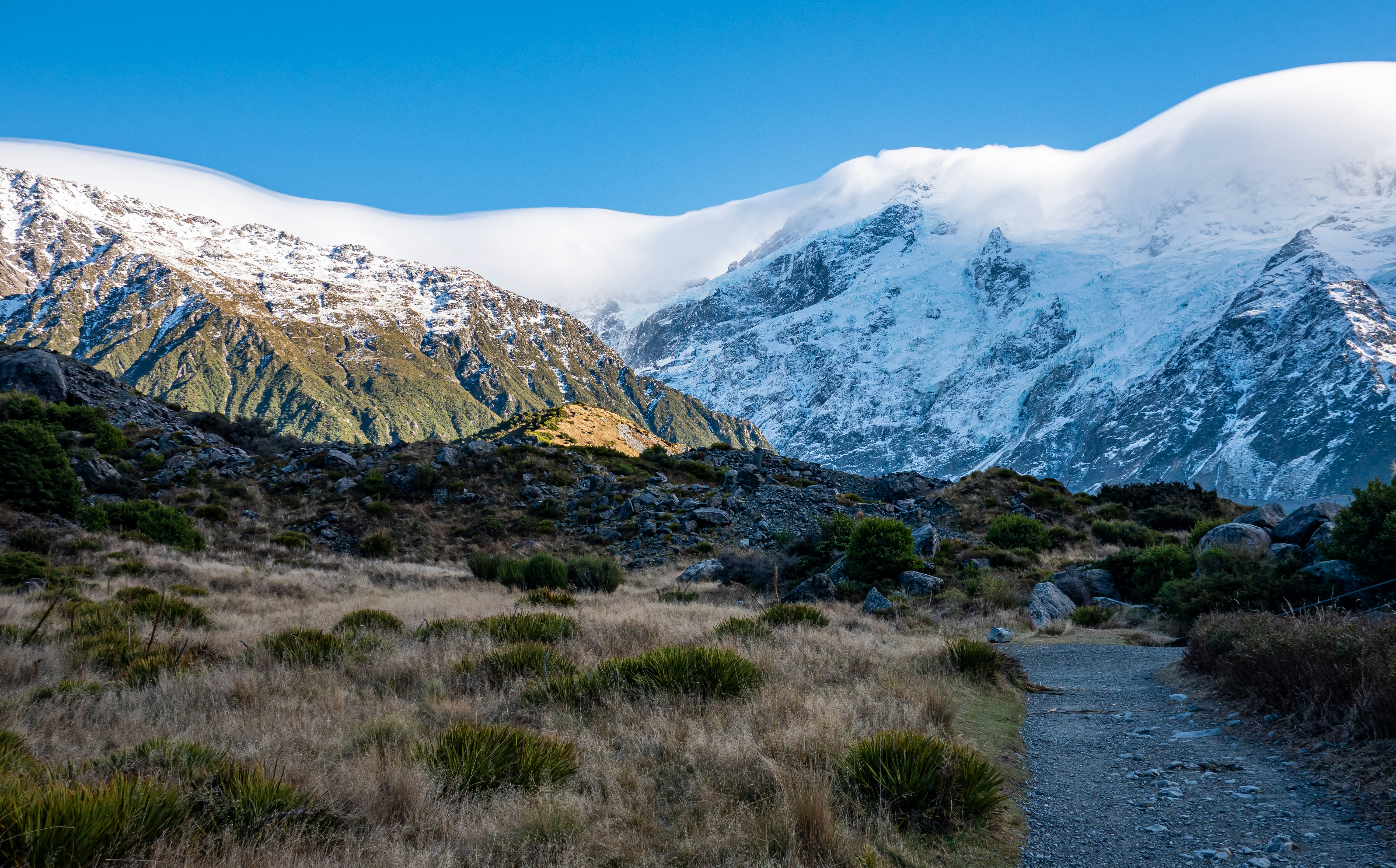 Une rivière qui coule à travers une vallée entre les montagnes photo ...