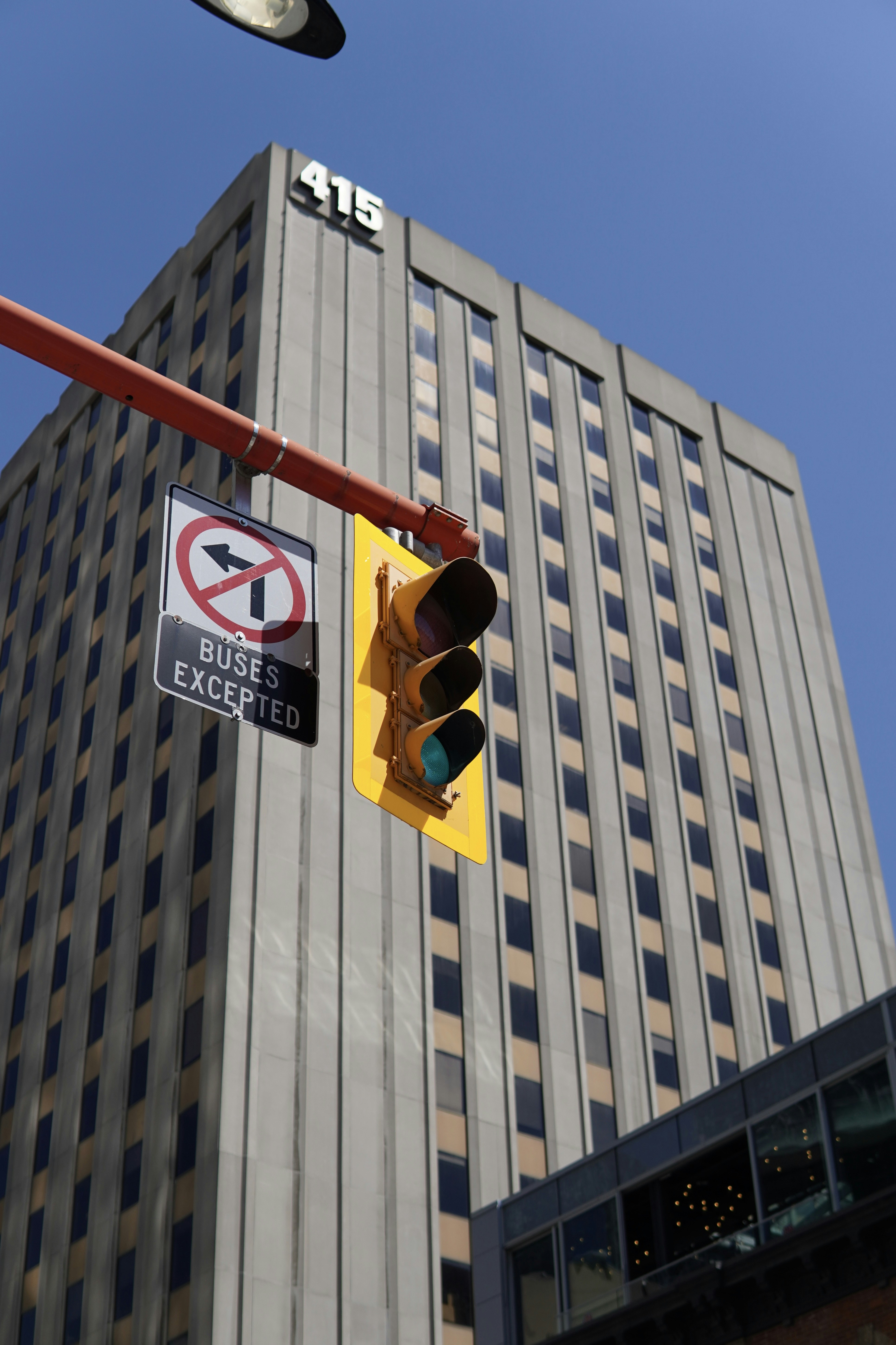 A traffic light in front of a large building photo – Free Toronto Image ...