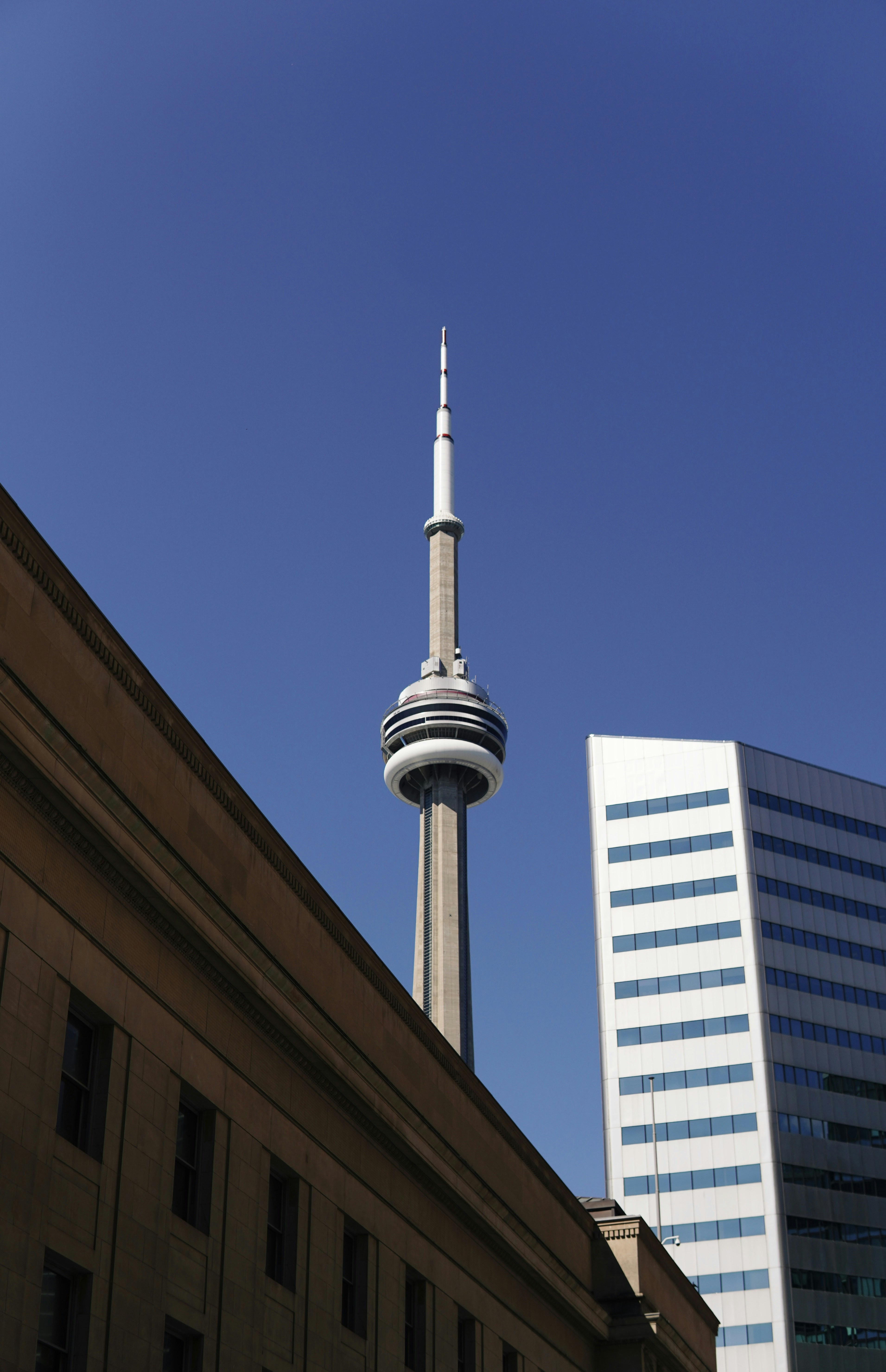 A tall tower with a pointy top photo – Free Canada Image on Unsplash