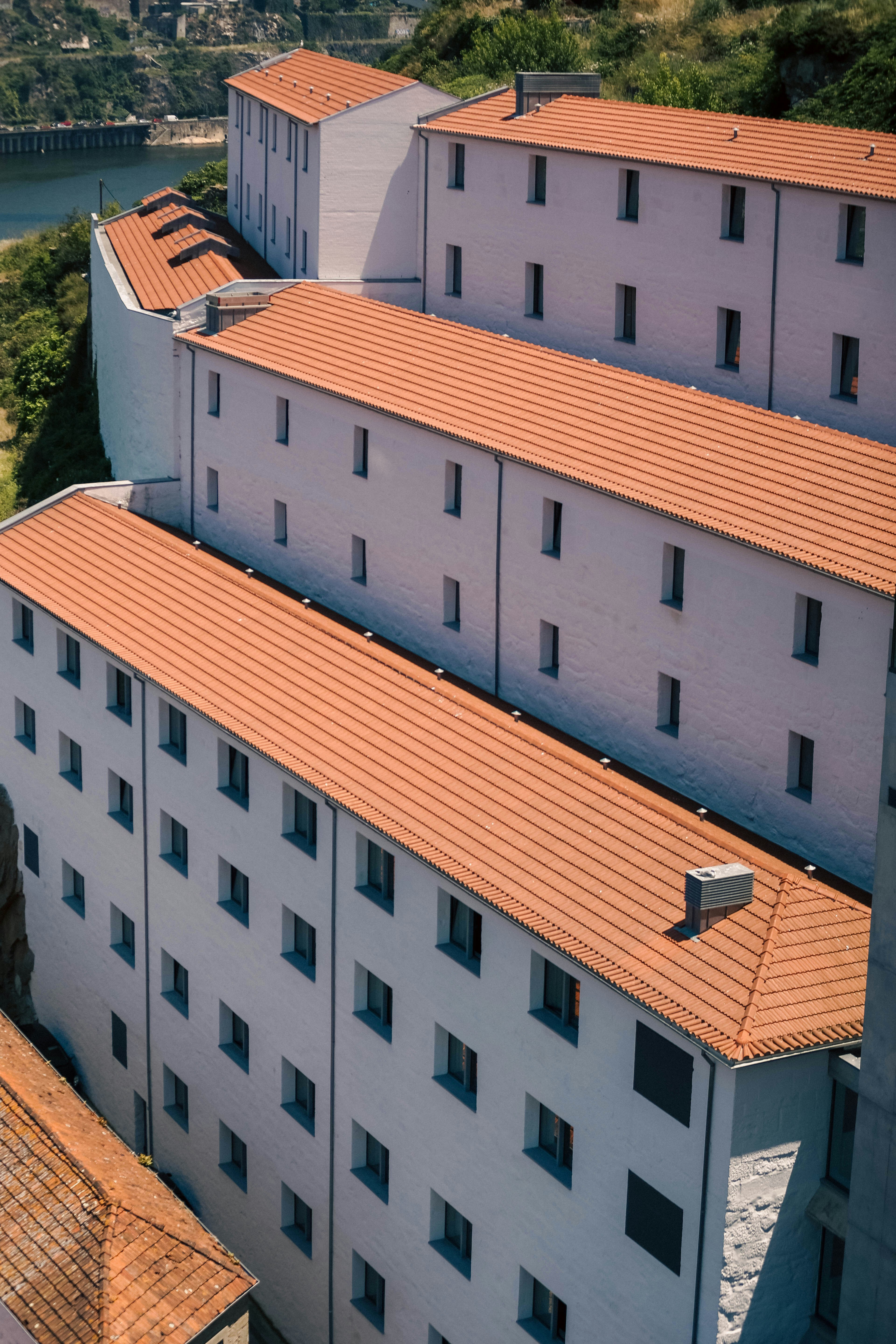 Un bâtiment au toit rouge photo – Photo Hôtel Vincci Liberdade Gratuite ...