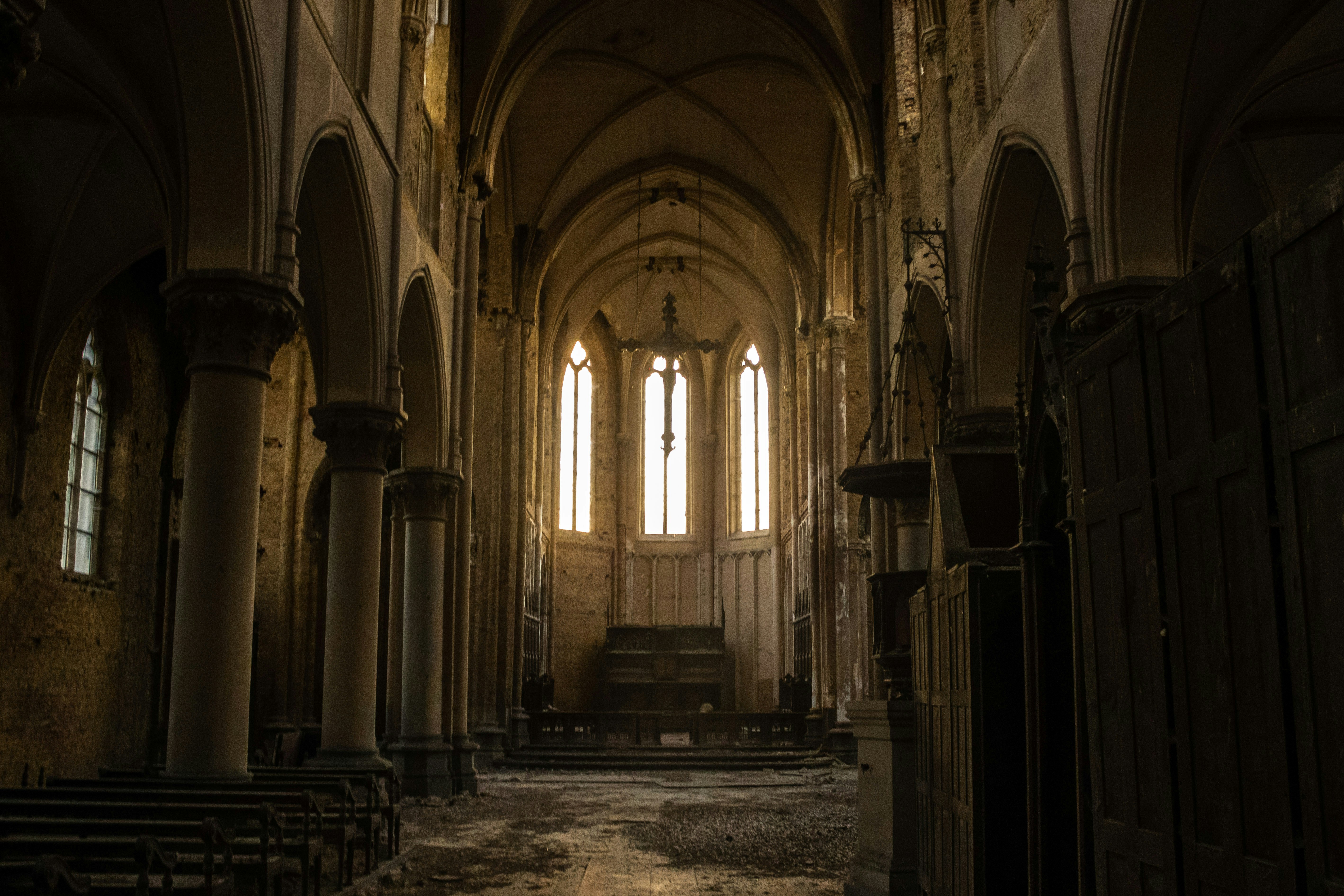 기둥과 창문이있는 큰 방 사진 – Unsplash의 무료 건축학 이미지