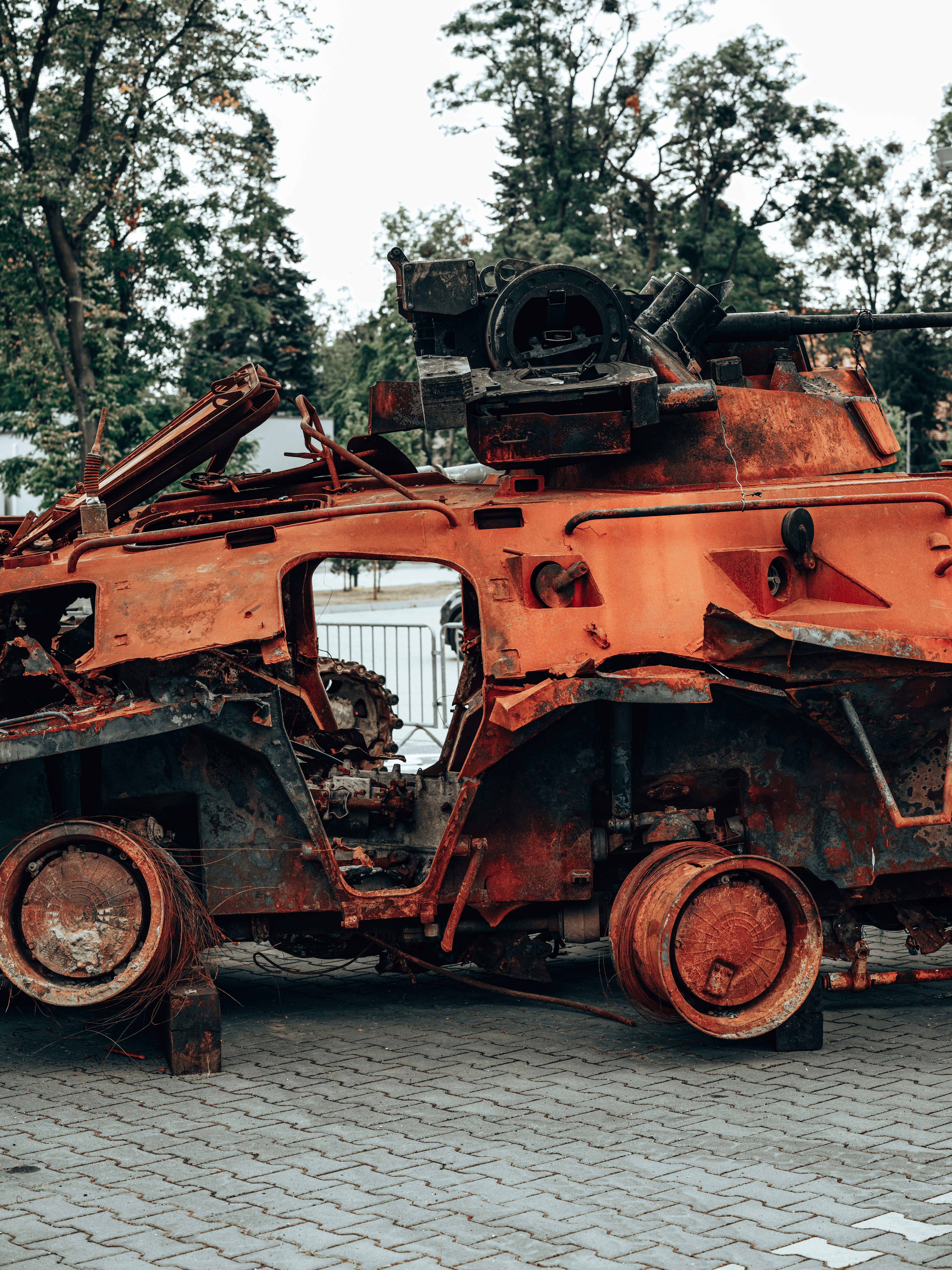 Un véhicule rouillé sur une route en briques photo – Photo ...