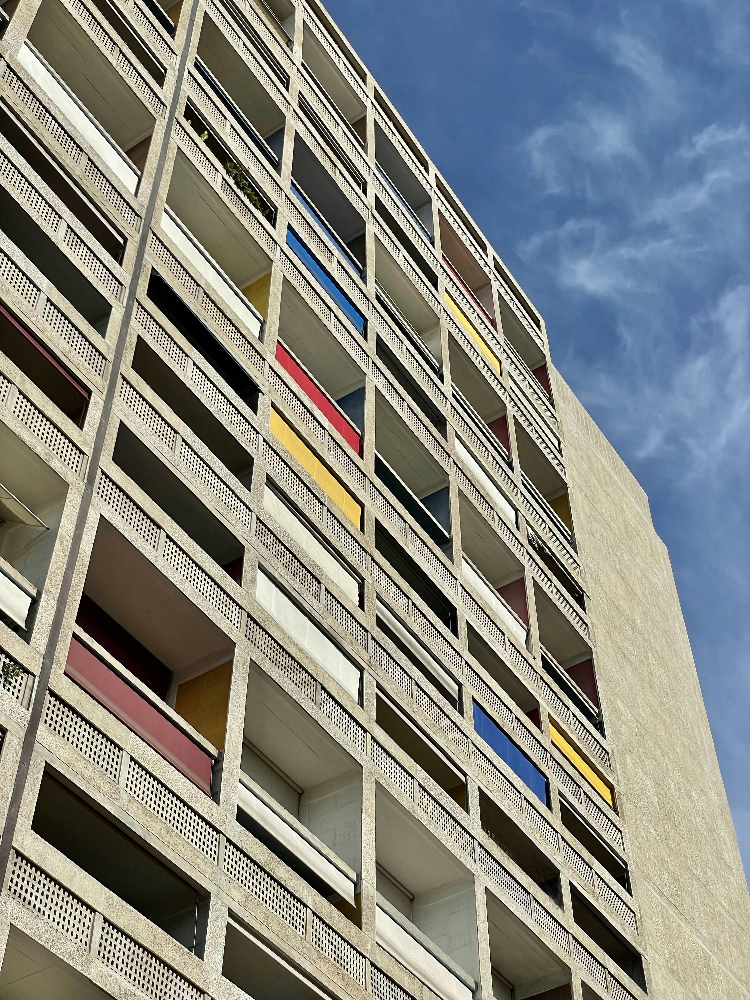 Un edificio con ventanas foto – Imagen de Marsella gratuita en Unsplash