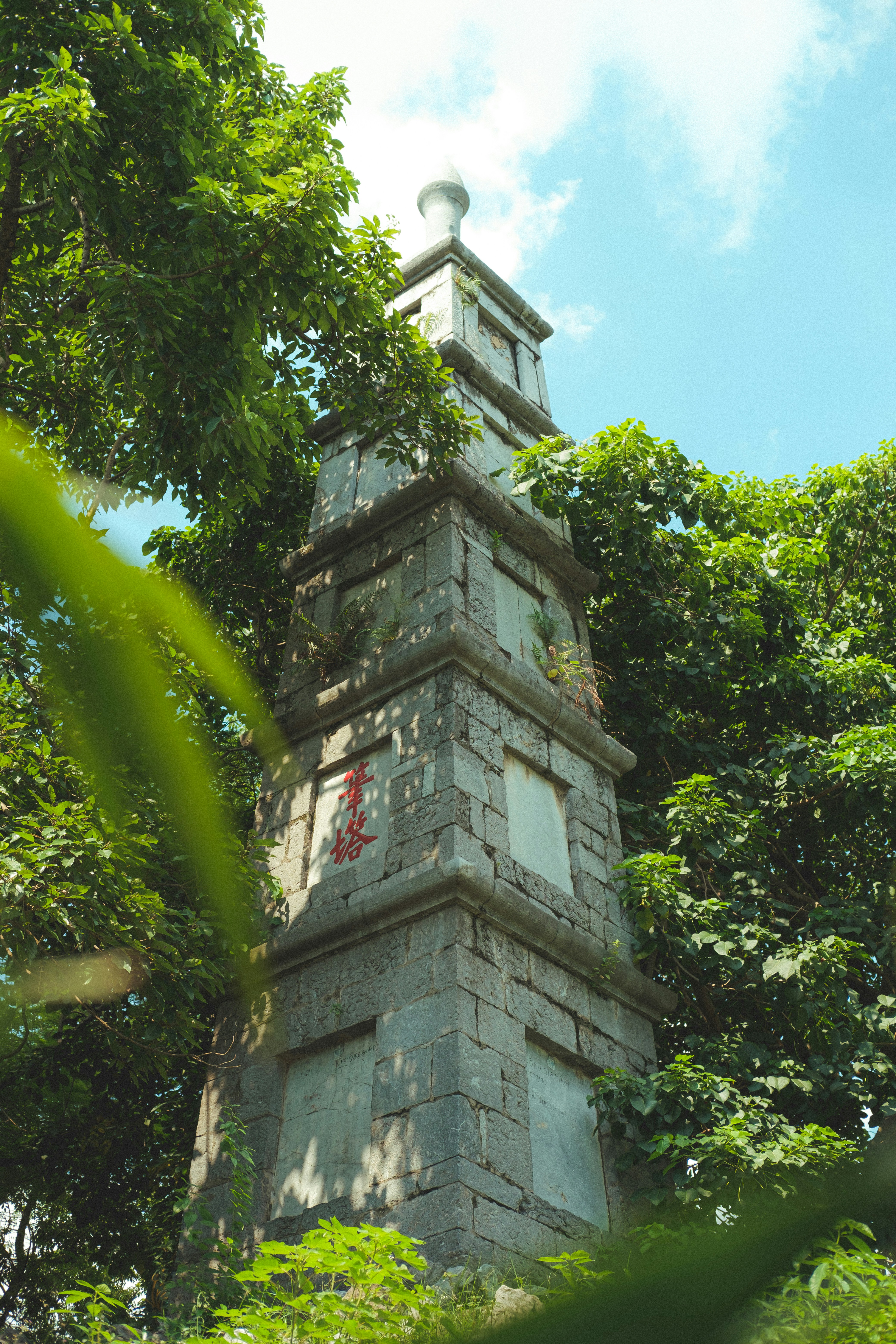 Une grande tour de pierre avec une horloge photo – Photo La tour ...