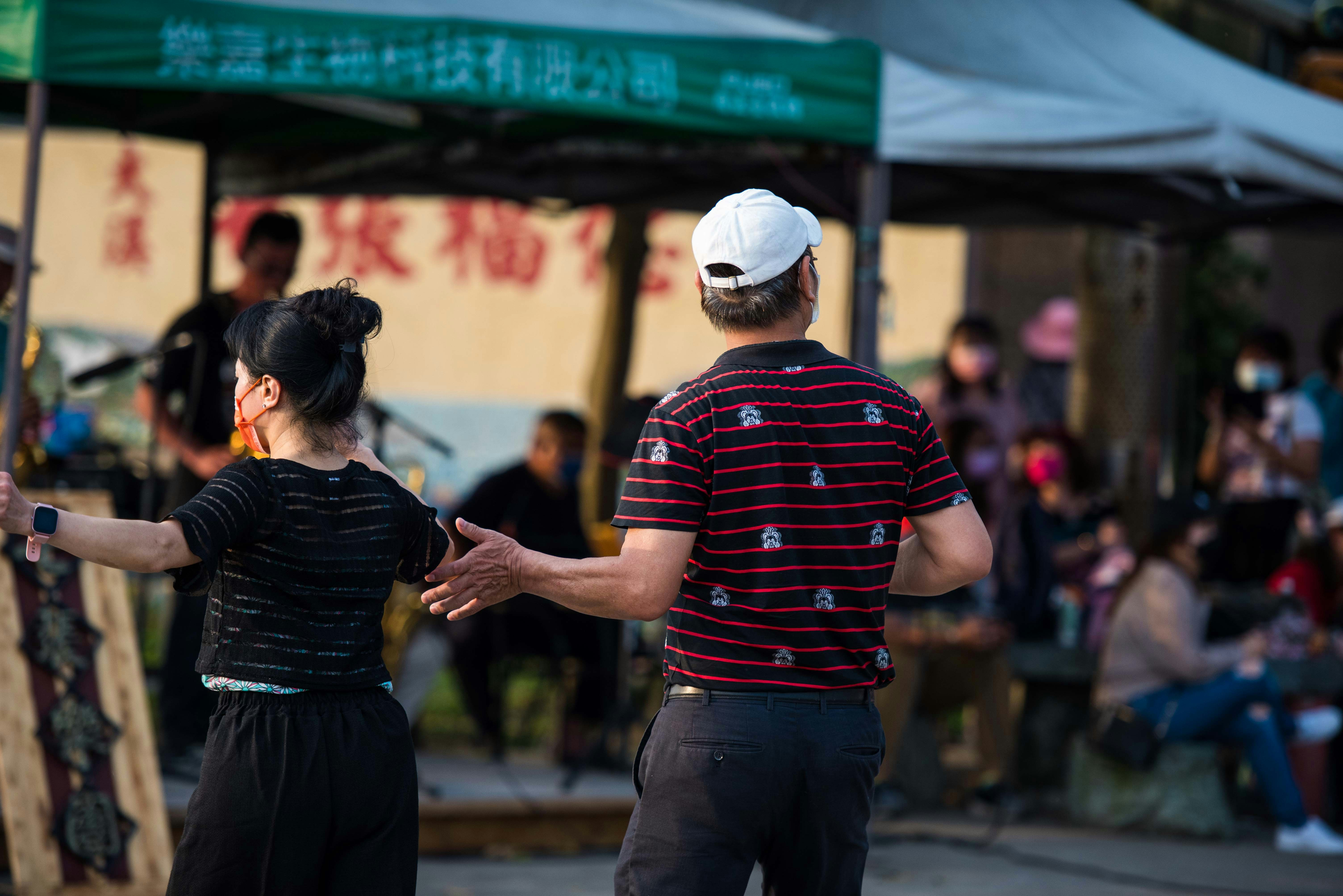 A man and woman dancing photo – Free Human Image on Unsplash