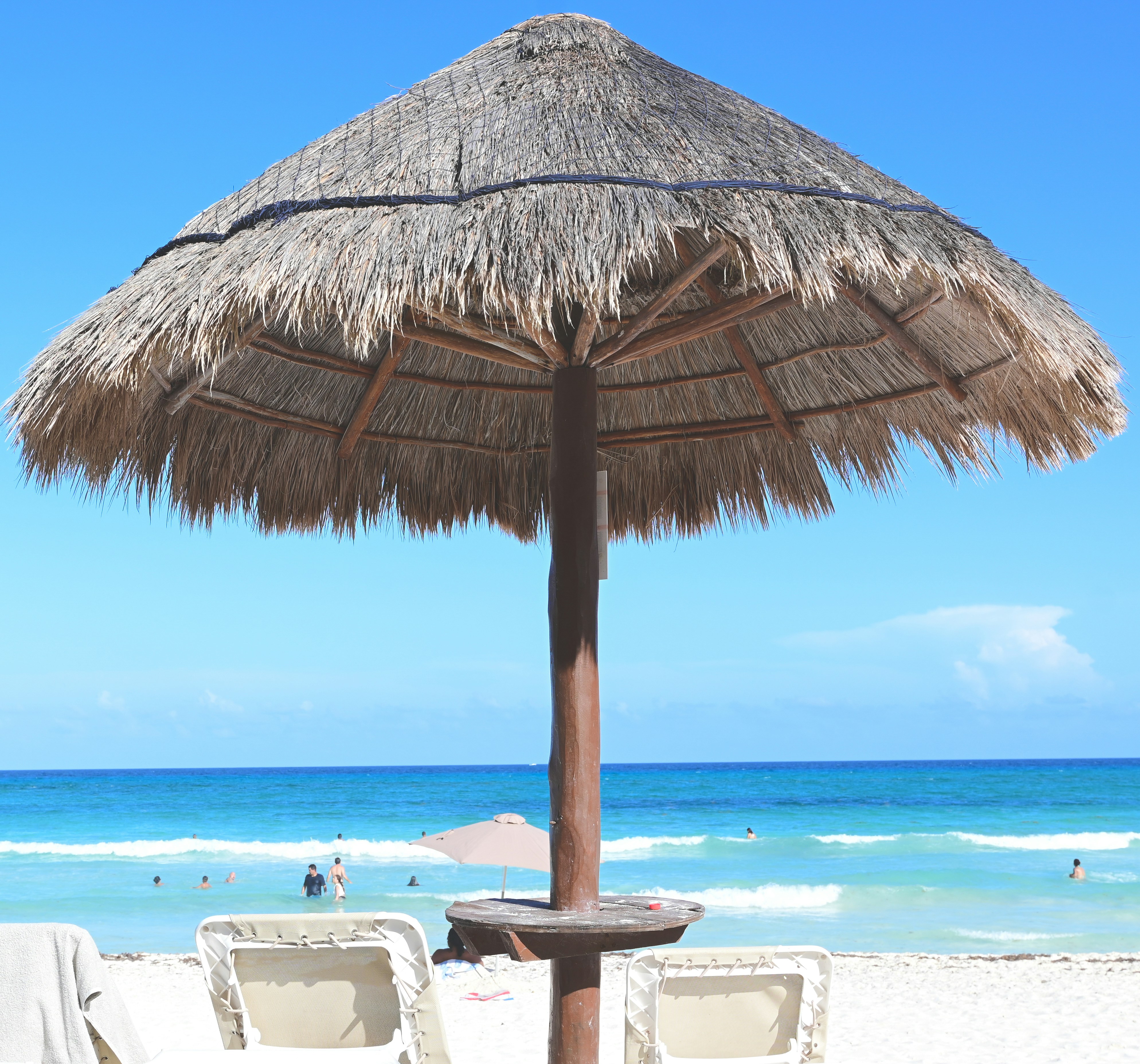 Un parasol de paille sur une plage photo – Photo Quintana roo Gratuite ...