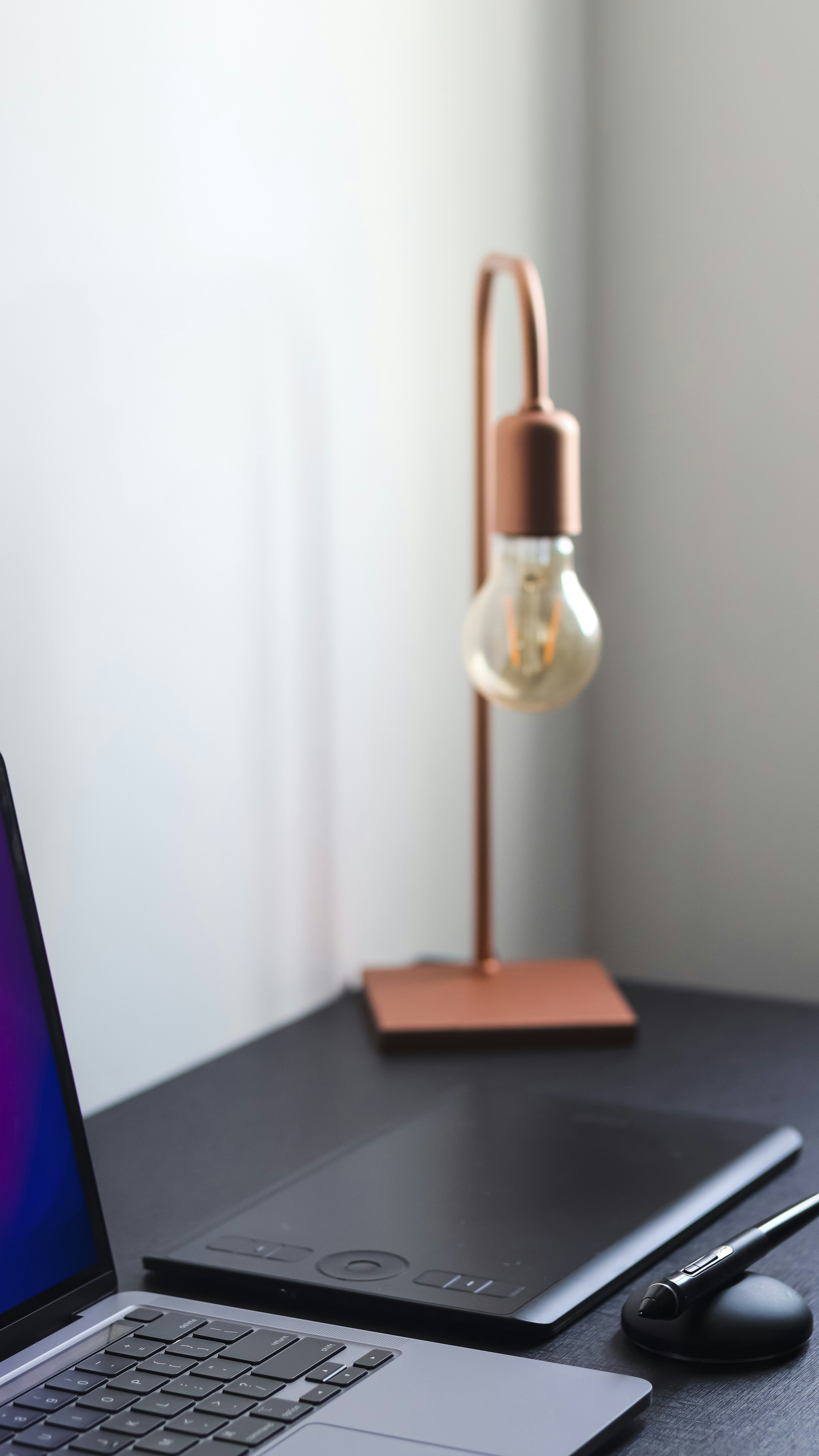 A lamp on a desk photo – Free Light bulb Image on Unsplash