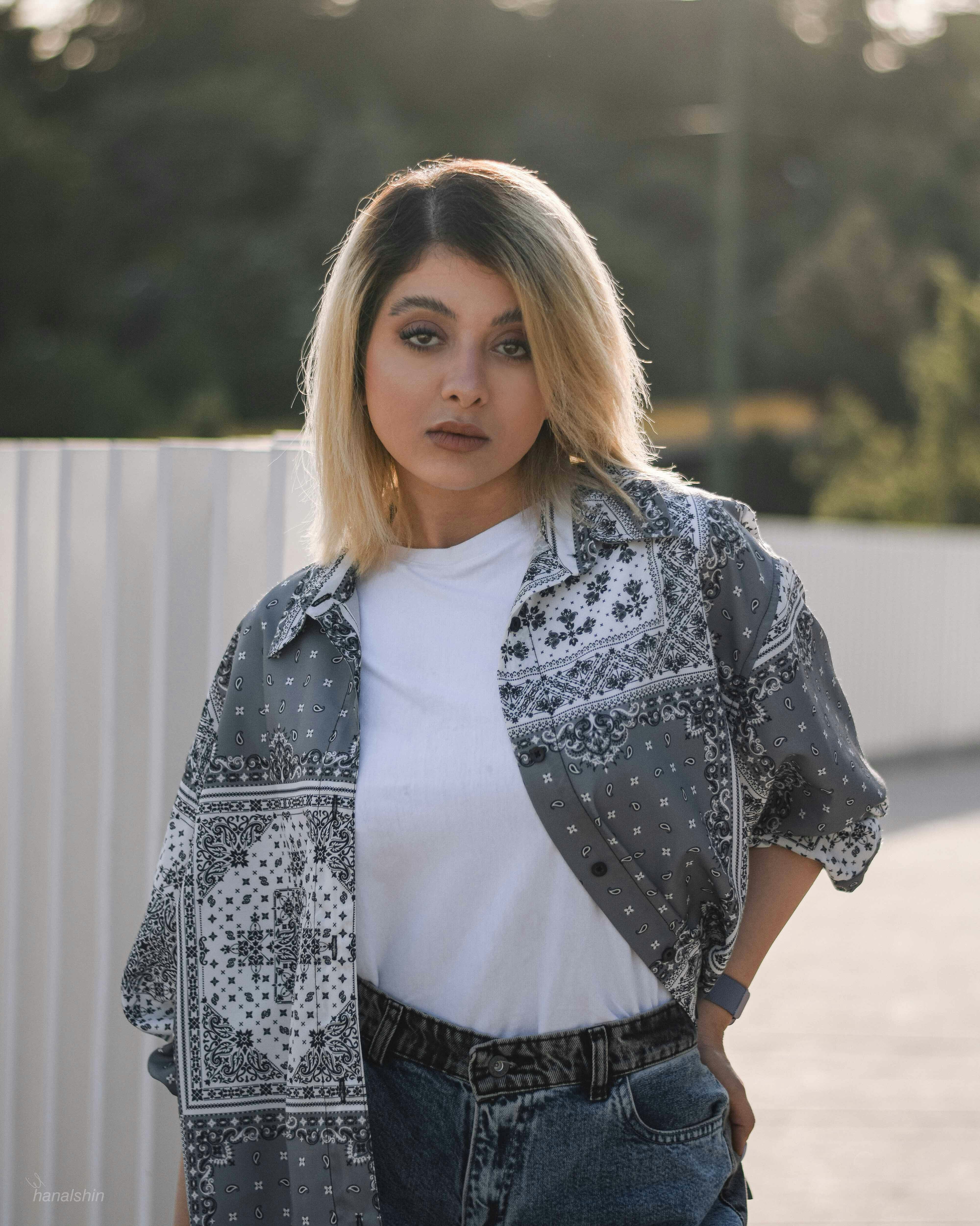 Une personne posant pour une photo photo – Photo Fille Gratuite sur ...