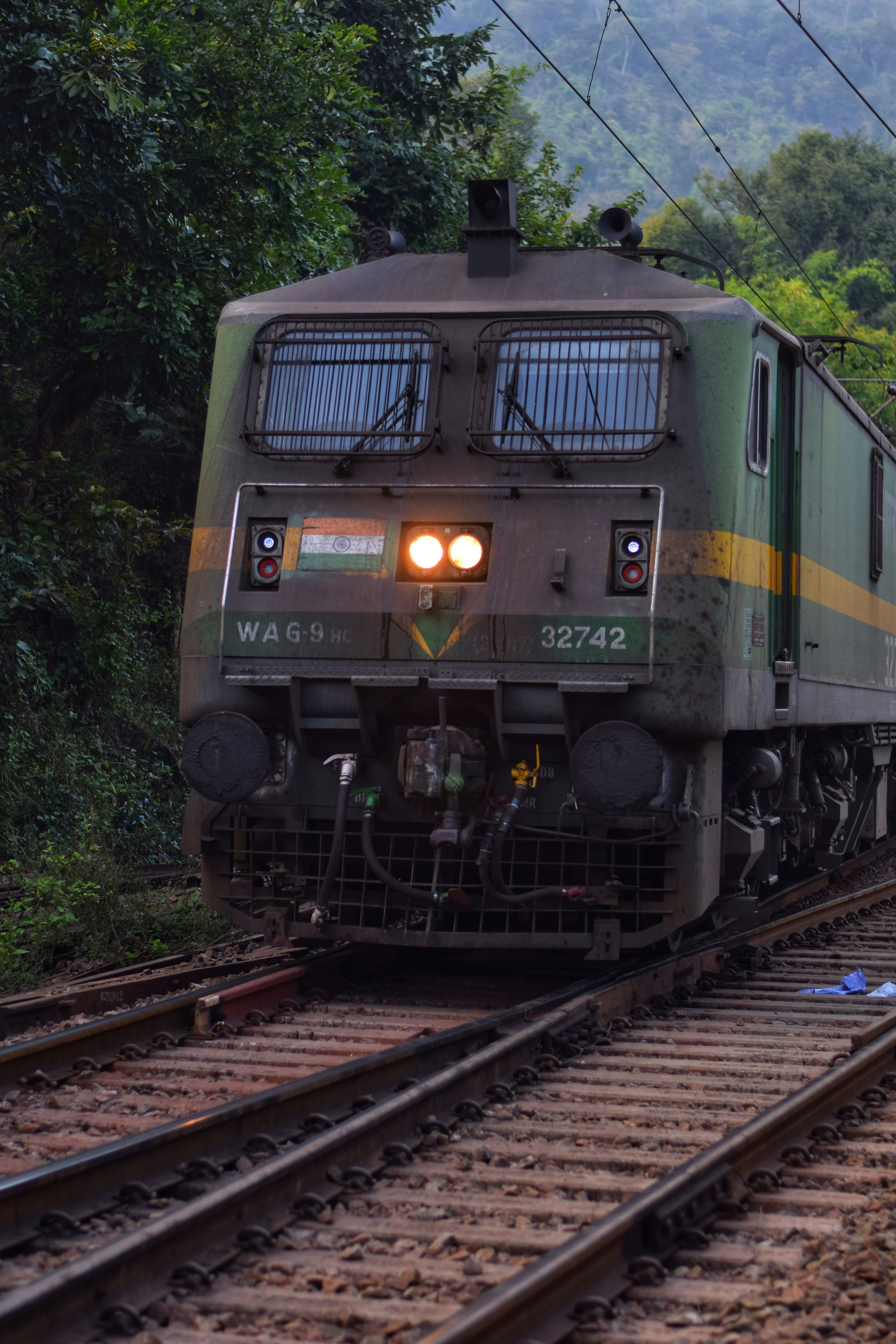 Un train sur les rails photo – Photo L’araku Gratuite sur Unsplash