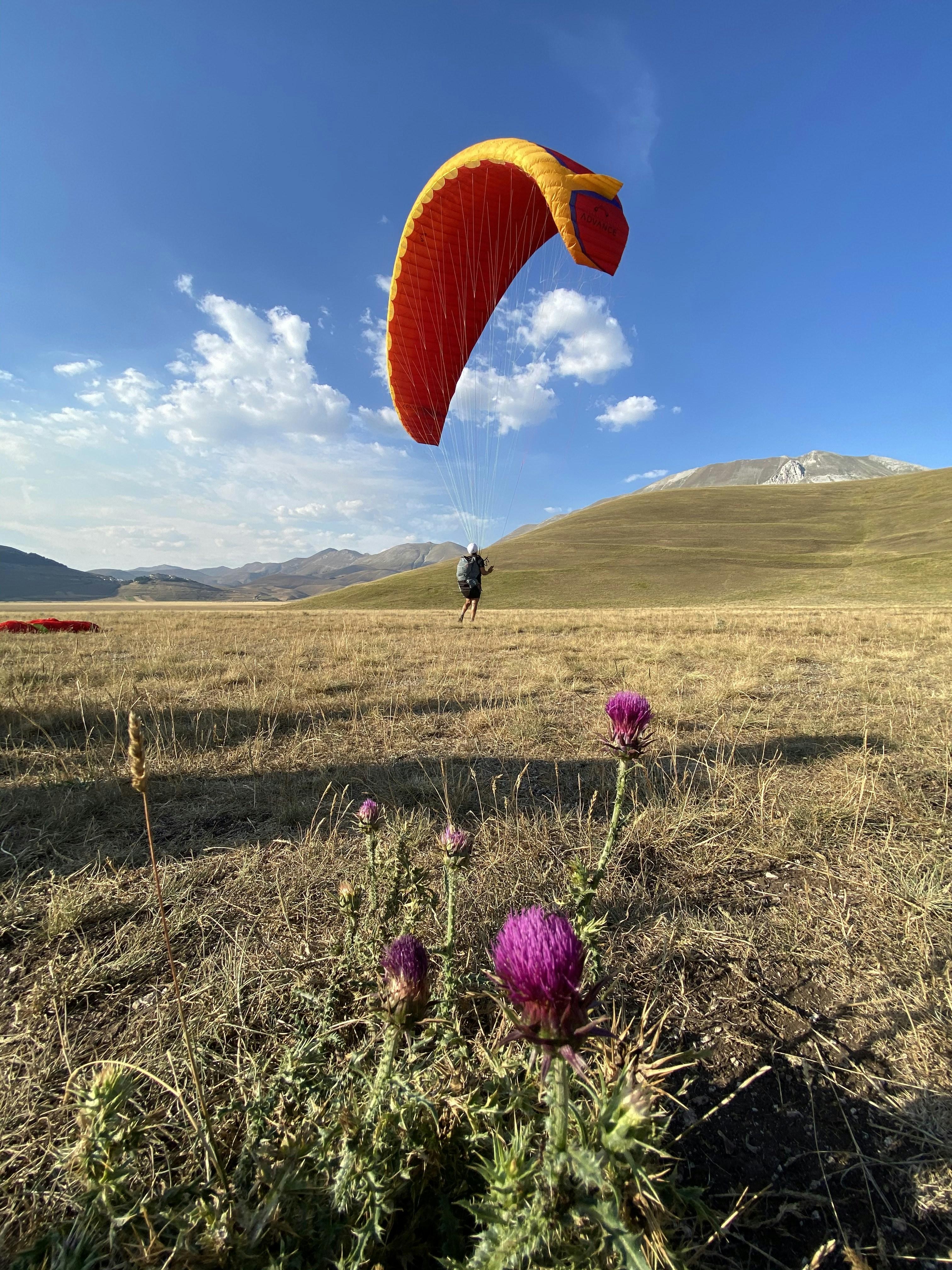 Une personne faisant voler un cerf-volant photo – Photo Aventure ...