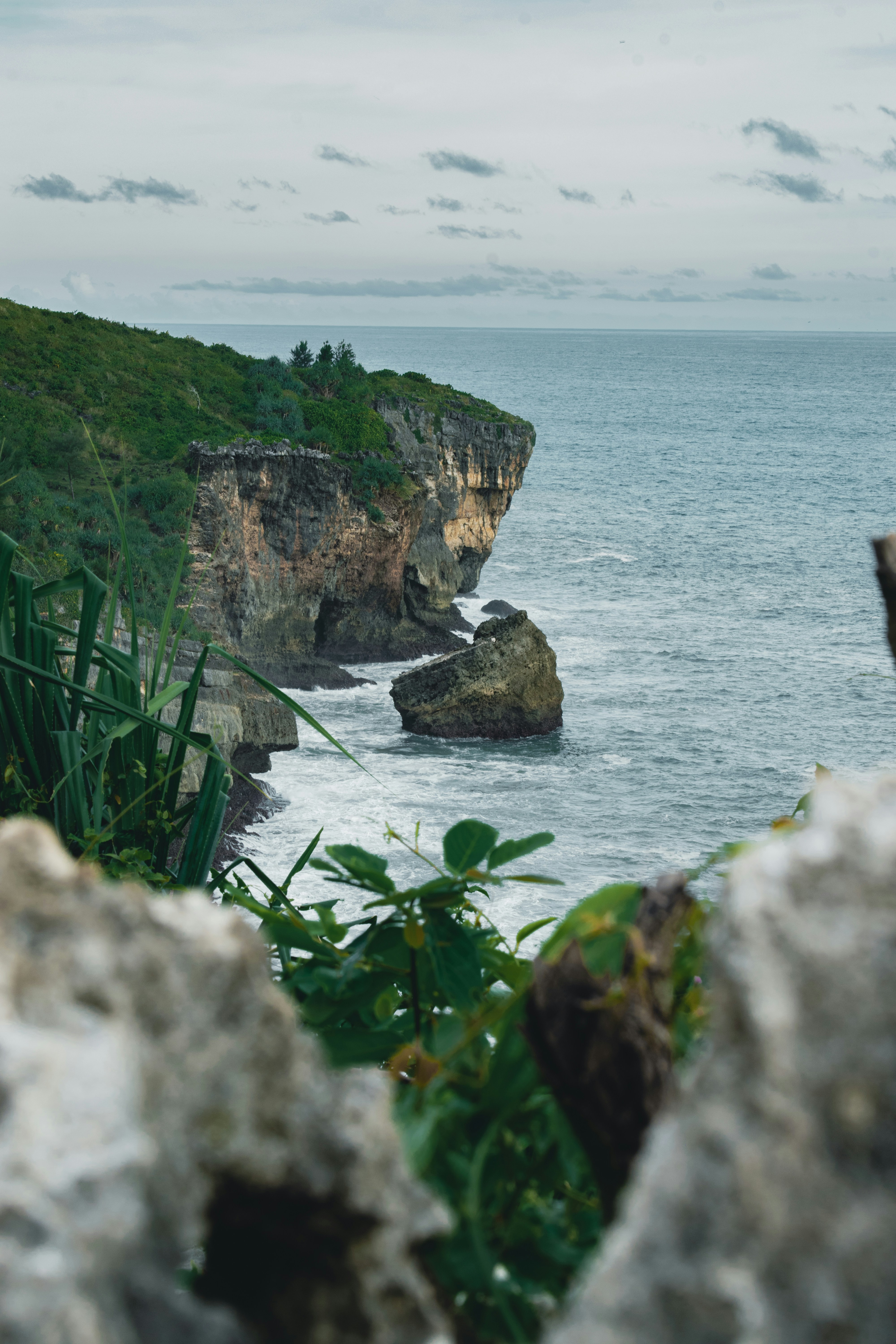 A cliff with a body of water below photo – Free Heha ocean view Image ...